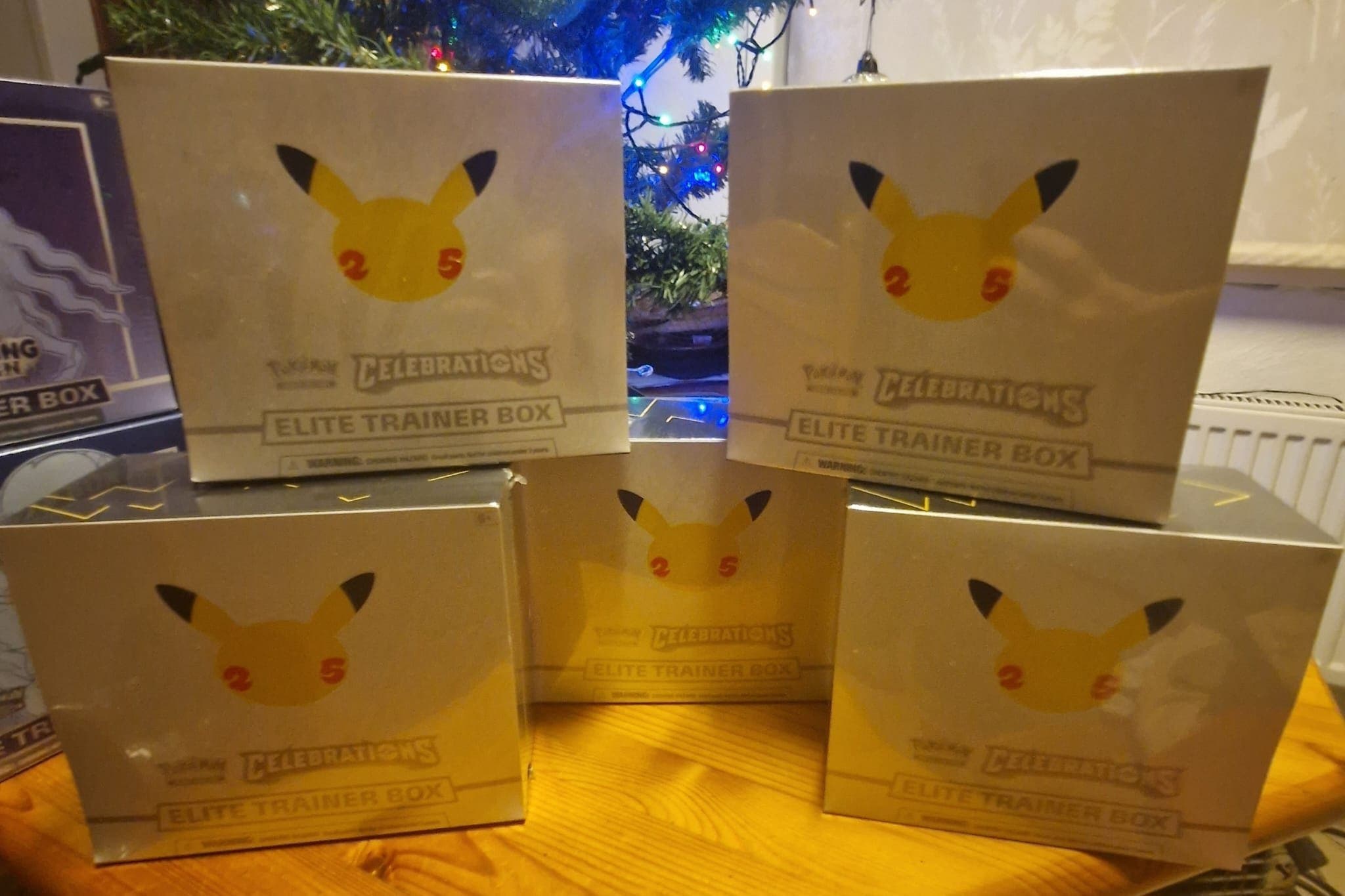 Se produkter som liknar Pokémon Celebrations Elite Tr.. på Tradera ...