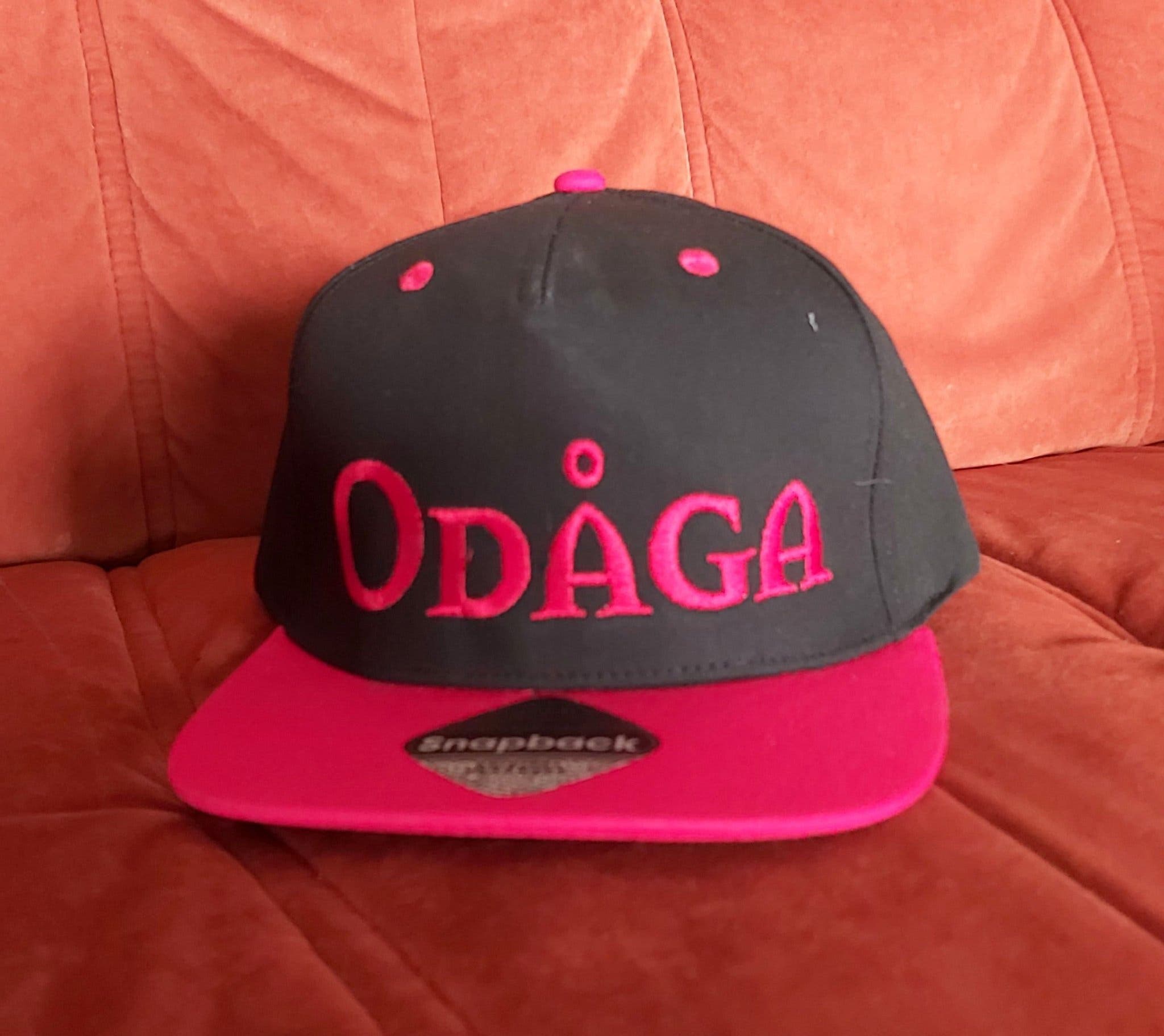 Se produkter som liknar Broderad keps - Odåga - Röd på Tradera (689705754)