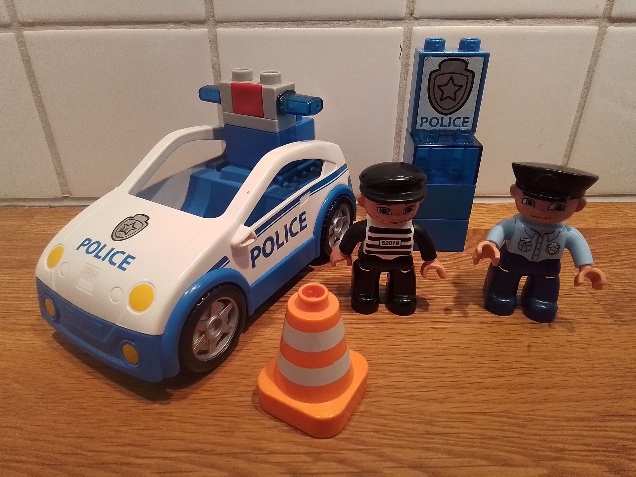 Lego Duplo. Polisbil med figurer | Köp på Tradera (637830463)