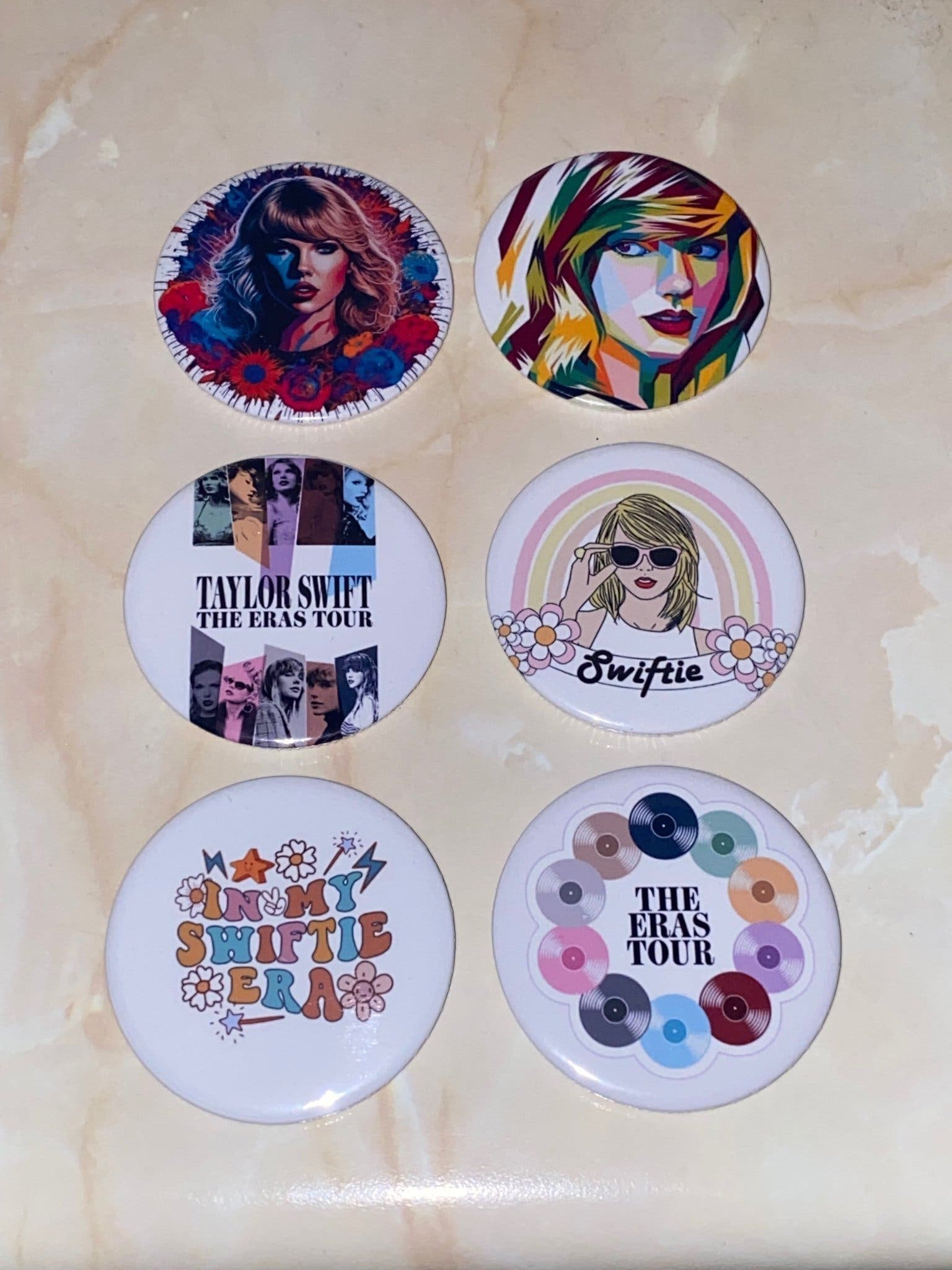 Se produkter som liknar Pins med Taylor Swift motiv på Tradera (706667749)