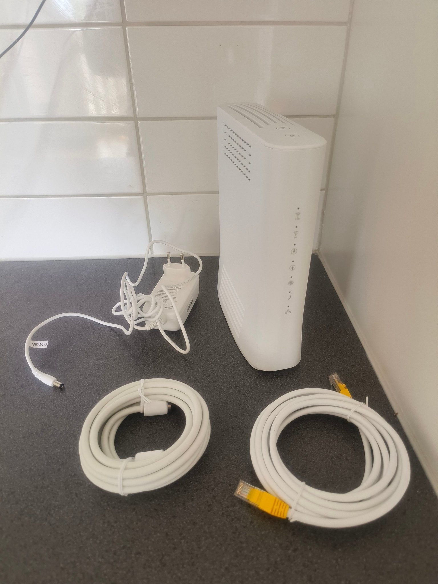 Se produkter som liknar WiFi router Hub C2 på Tradera (693468631)