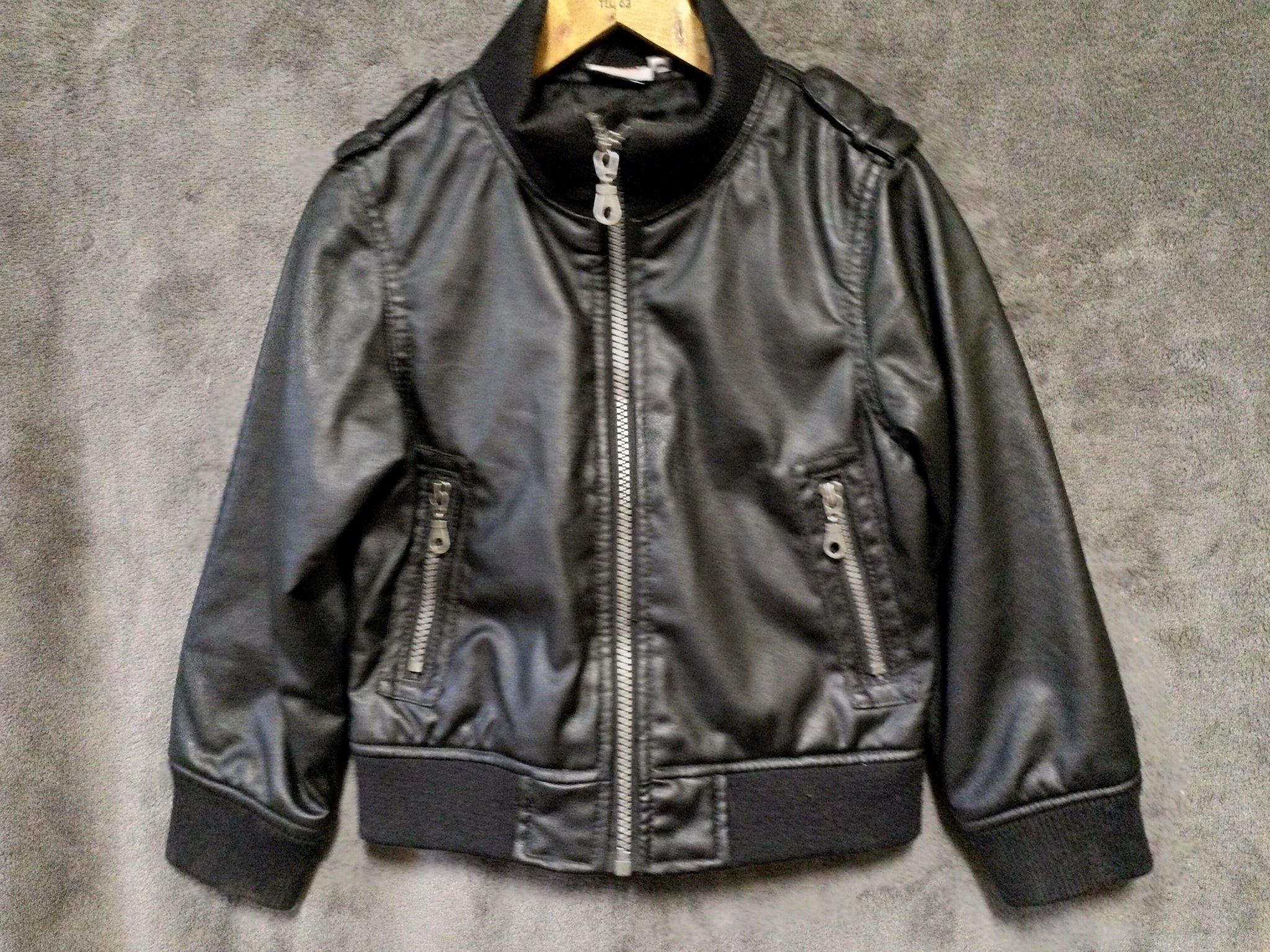 Skinnjacka i fuskskinn strl 110 från We Kids by.. (408637992) ᐈ Köp på ... Skinnjacka i fuskskinn strl 110 från We Kids by.. (408637992) ᐈ Köp på ...