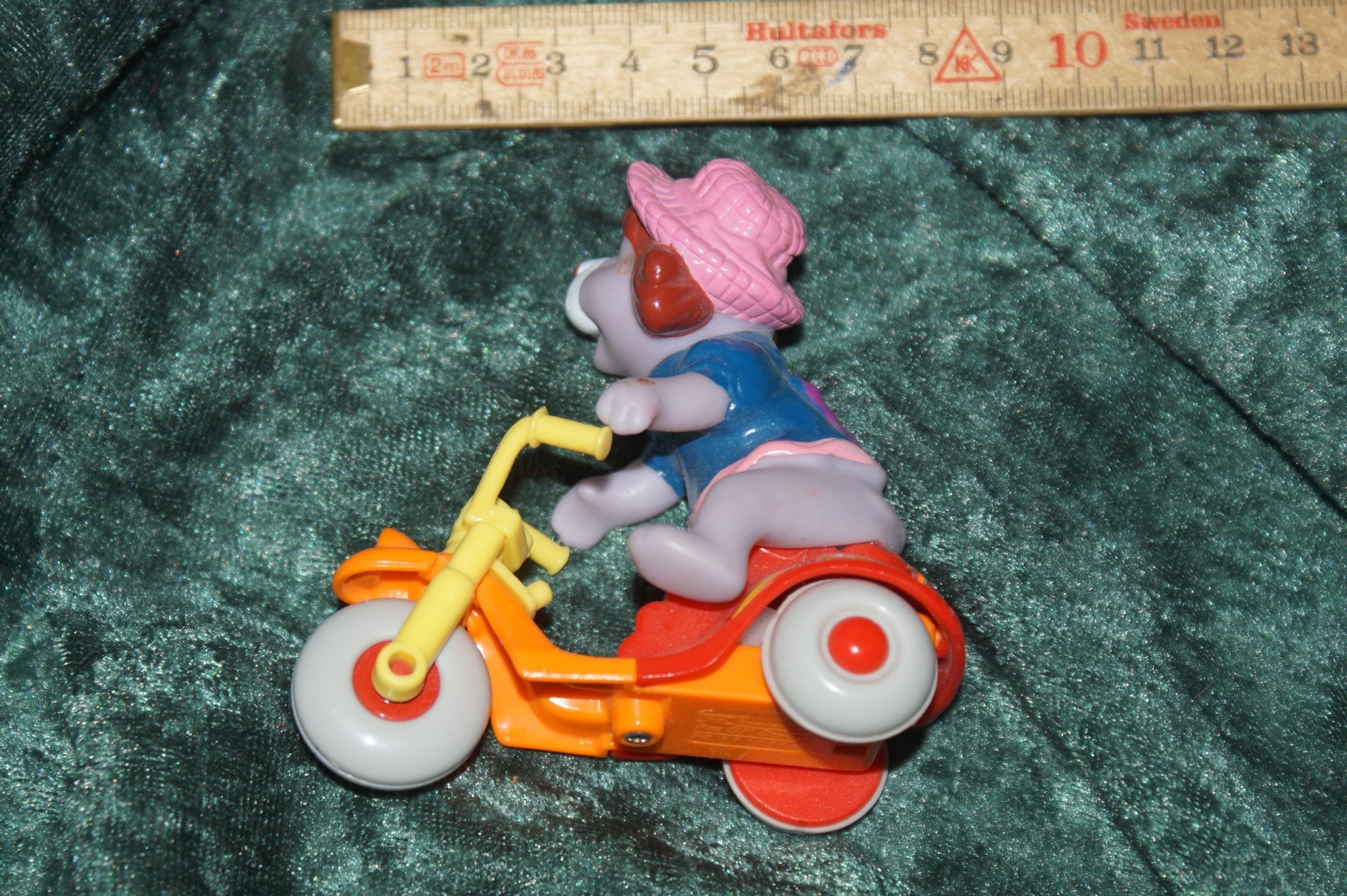 SÖT GULLIG HUND PÅ 3 HJULIG CYKEL ELLER VESPA M.. | Köp på Tradera ...