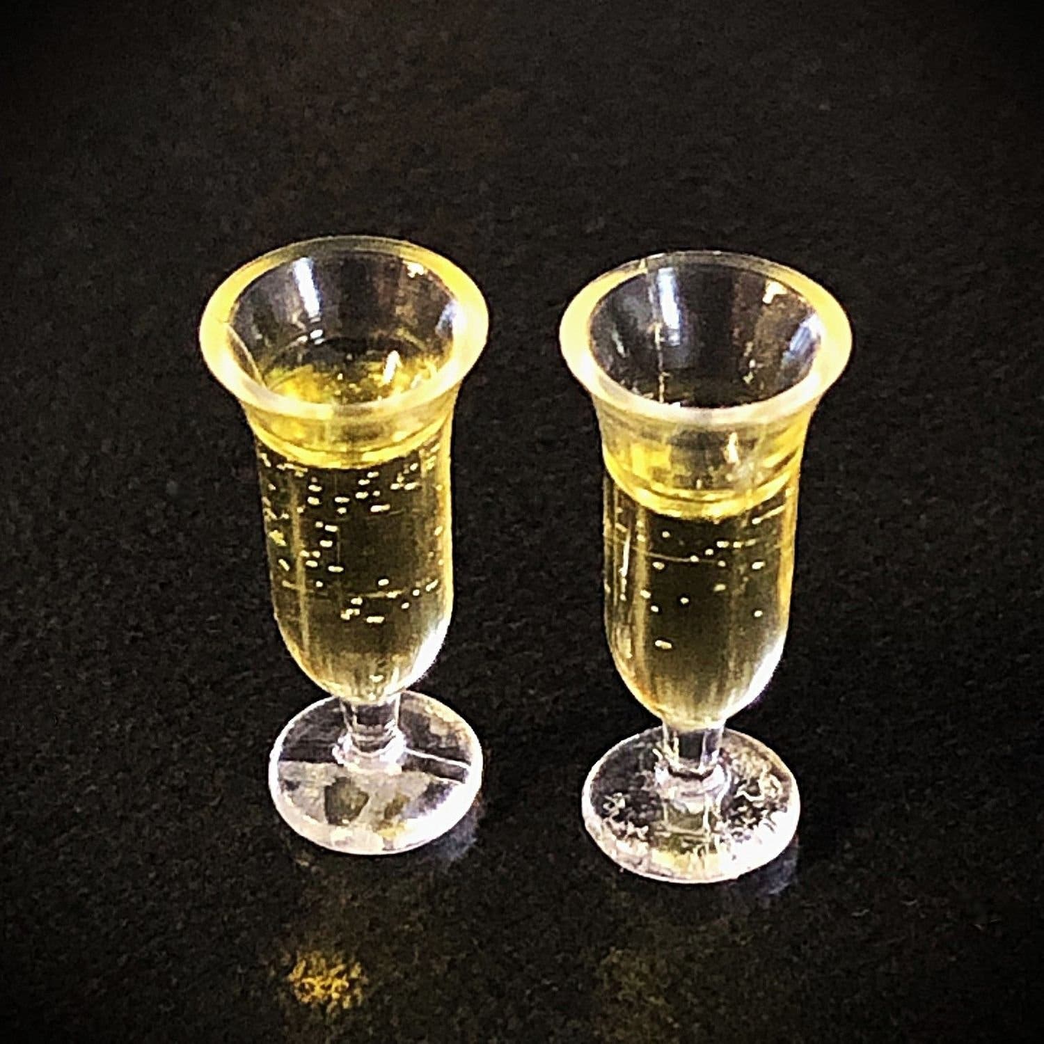 Se produkter som liknar Miniatyr 2 x glas skumpa/vitt.. på Tradera ...