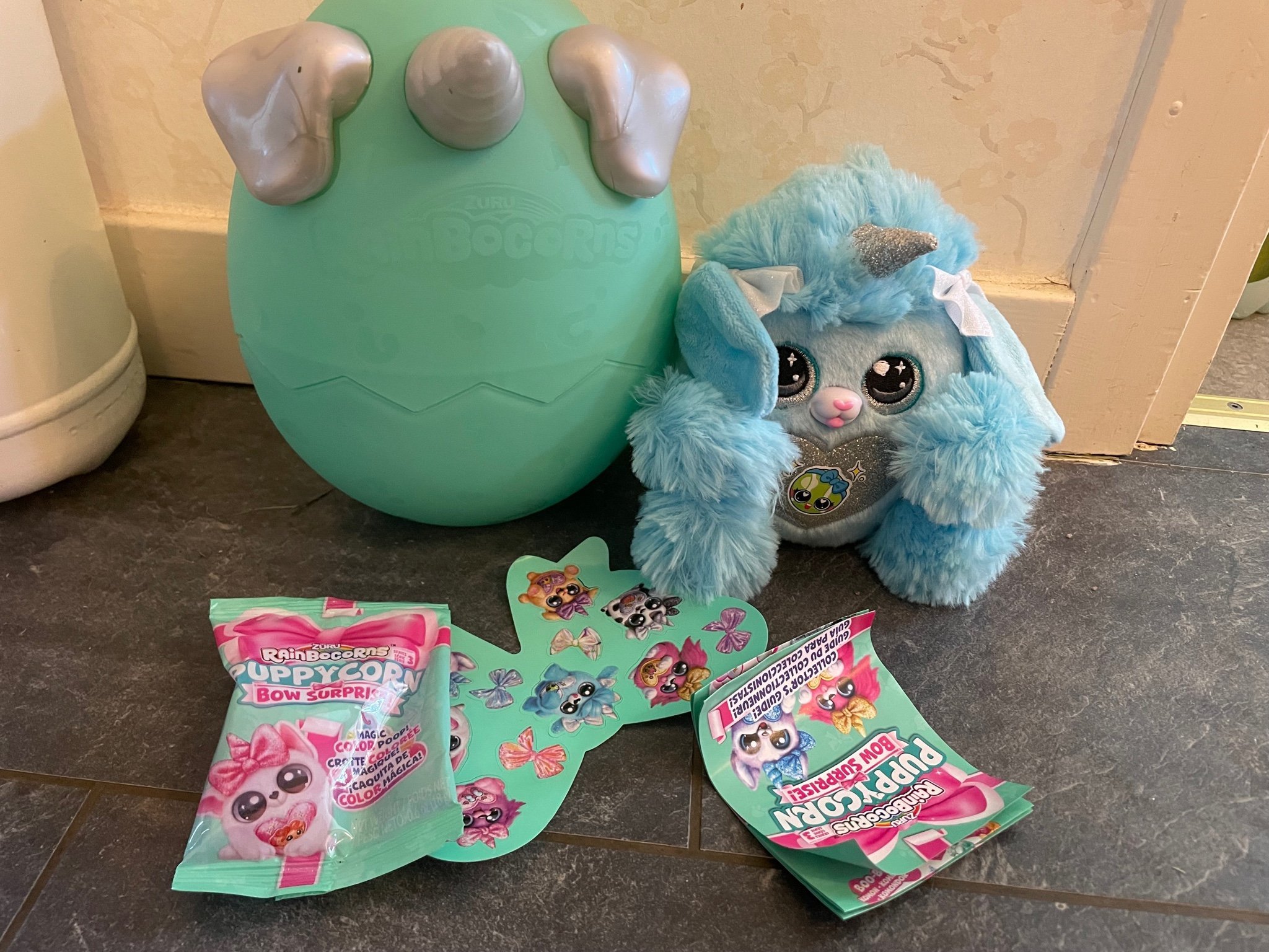 Se produkter som liknar Rainbocorns Puppycorn Bow Sur.. på Tradera ...