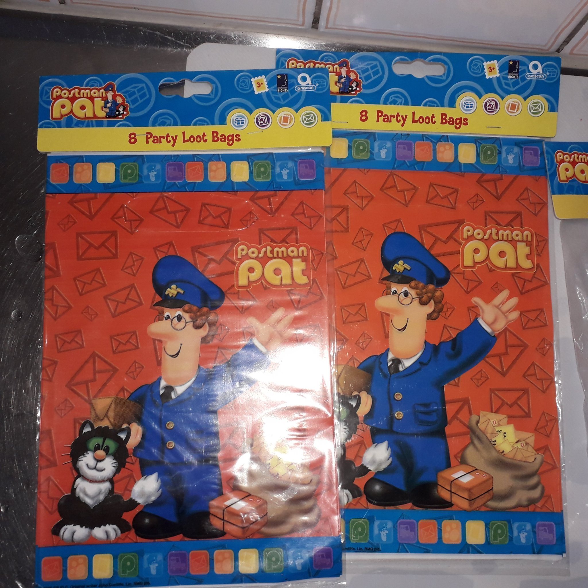 Se produkter som liknar POSTMAN PAT / PARTY BAGS / FÖ.. på Tradera ...