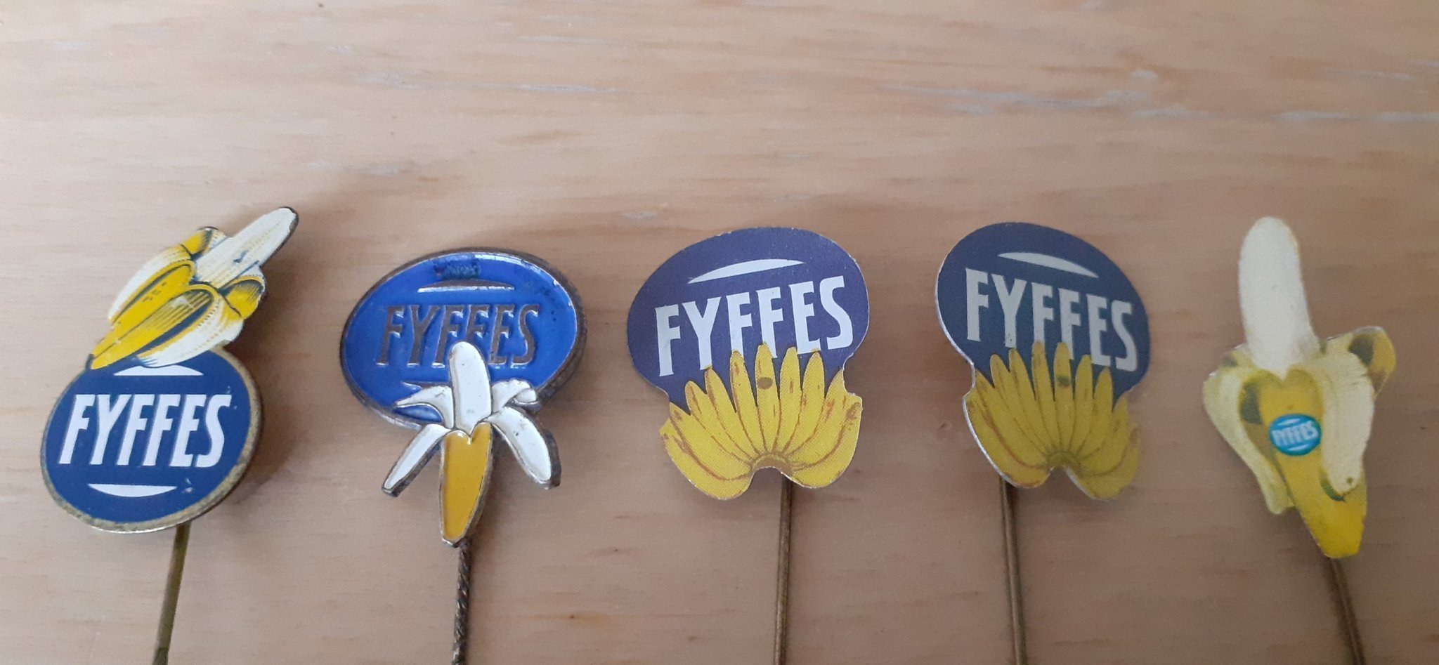 5 pins Fyffes bananer. Metall lackad och tenn. .. | Köp på Tradera ...