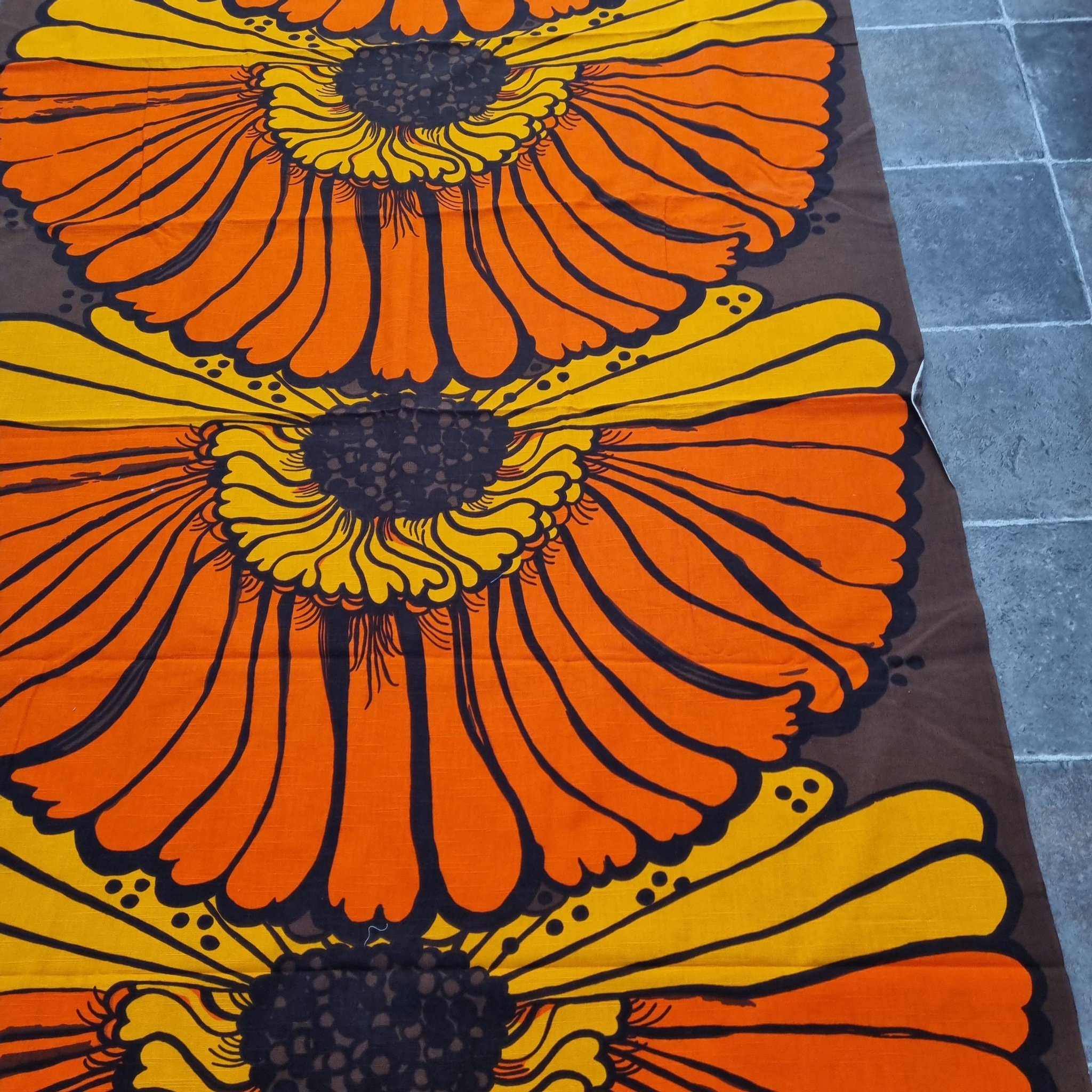 Se produkter som liknar Retro tyg orangea blommor på .. på Tradera ...