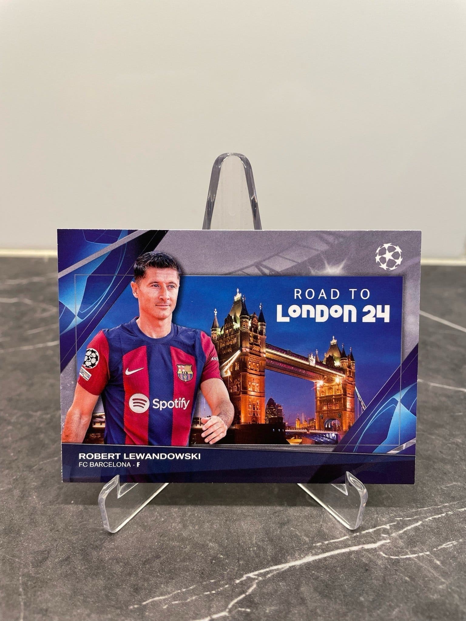 Se produkter som liknar Robert Lewandowski. Road to D.. på Tradera ...