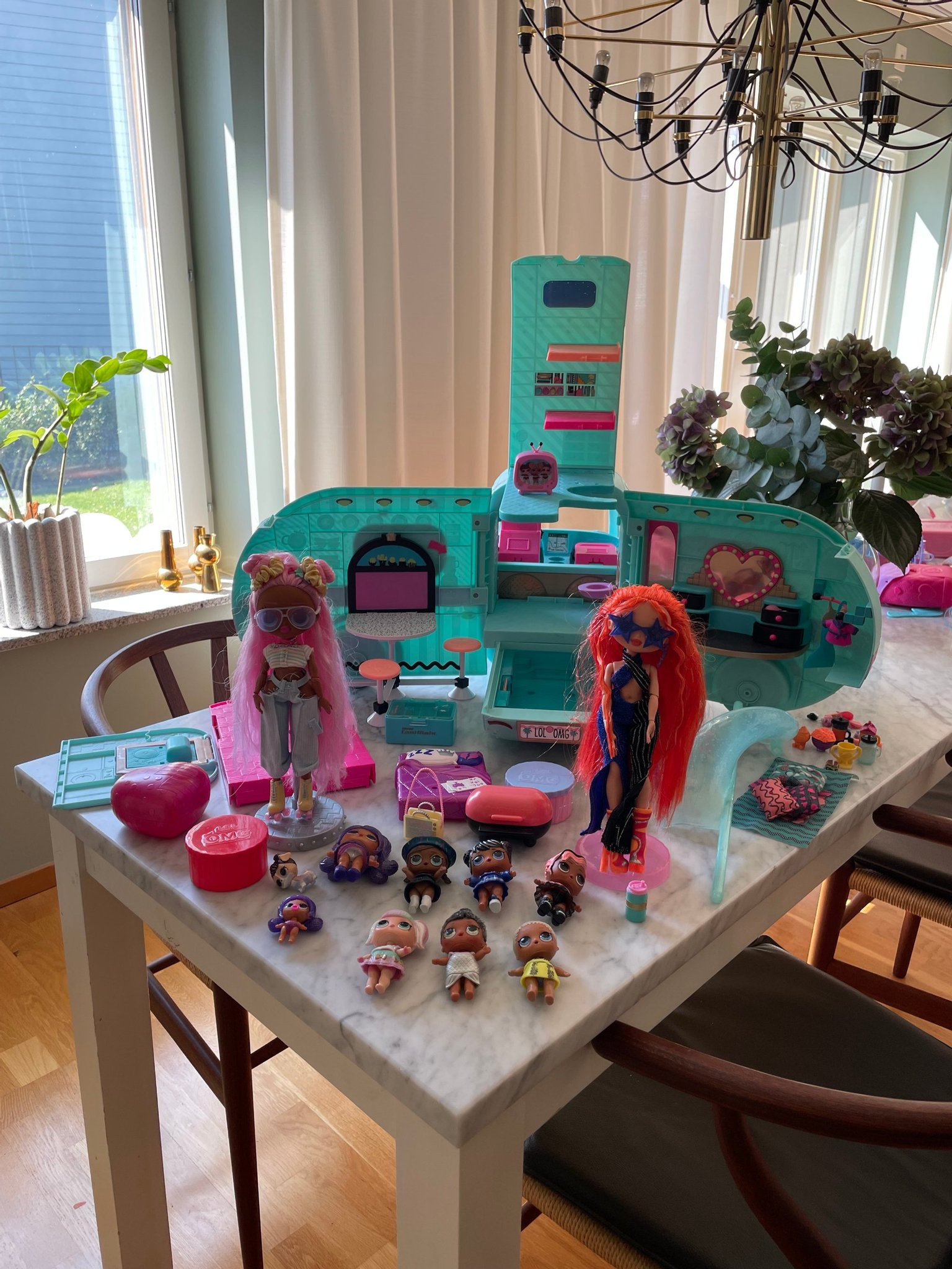 LOL Surprise OMG Camper Van med dockor | Köp på Tradera (639173711)