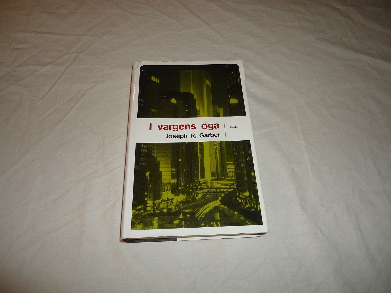 Se produkter som liknar I vargens öga & In a perfect .. på Tradera ...