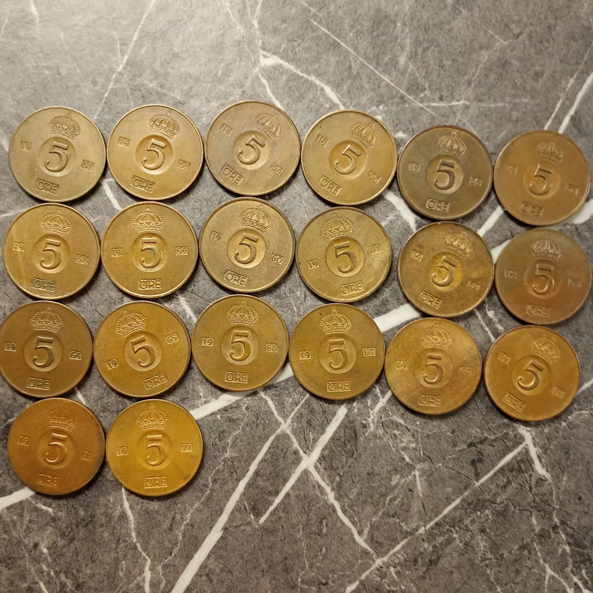 Se produkter som liknar Alla Årtal av samma typ med F.. på Tradera ...