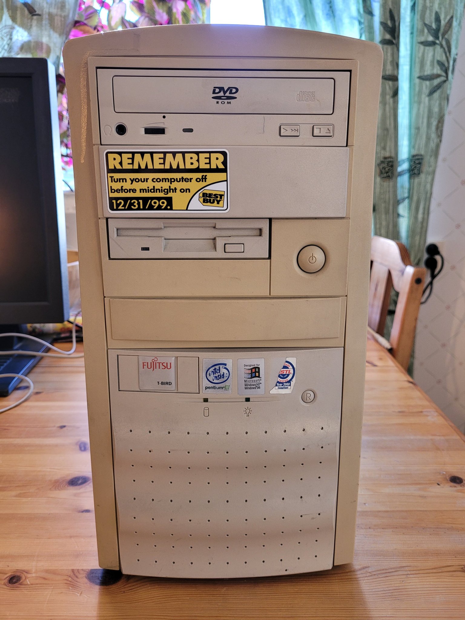 Fujitsu T-Bird retro dator med Windows 98 penti.. | Köp på Tradera ...