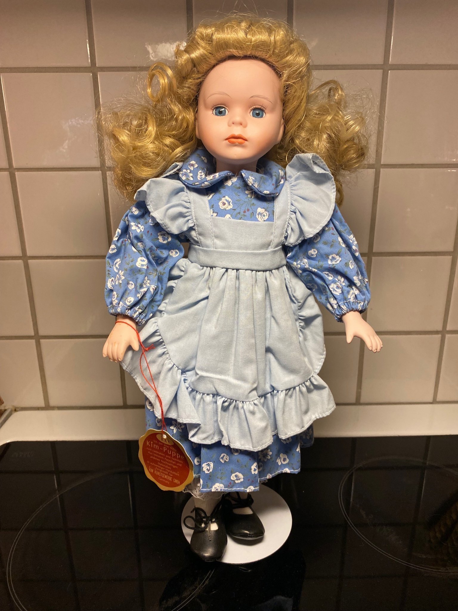 Porslinsdocka, Kim Puppe, ca 40cm samlardocka | Köp på Tradera (629853475)