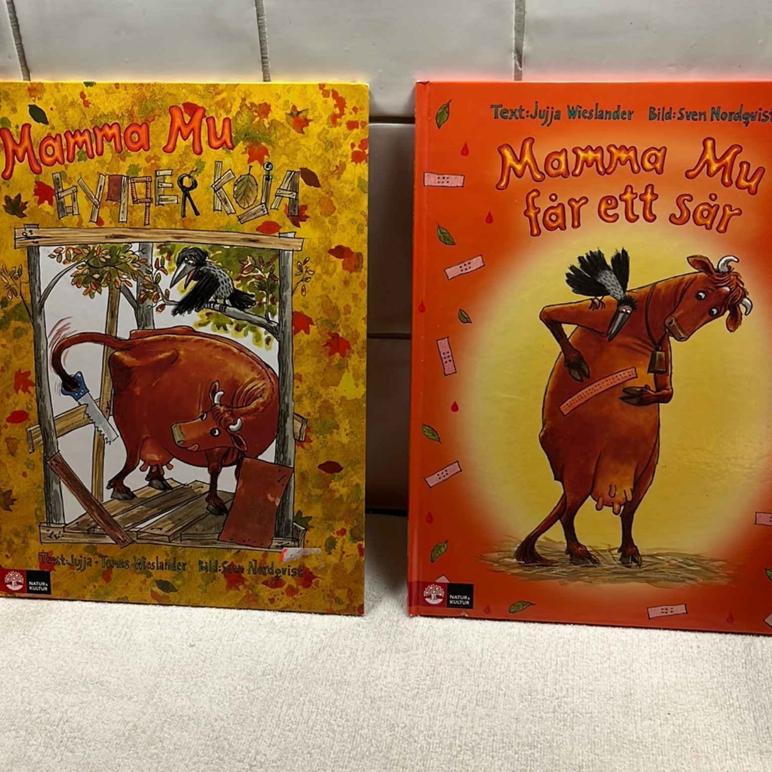 Se produkter som liknar Mamma Mu bygger koja o Mamma .. på Tradera ...