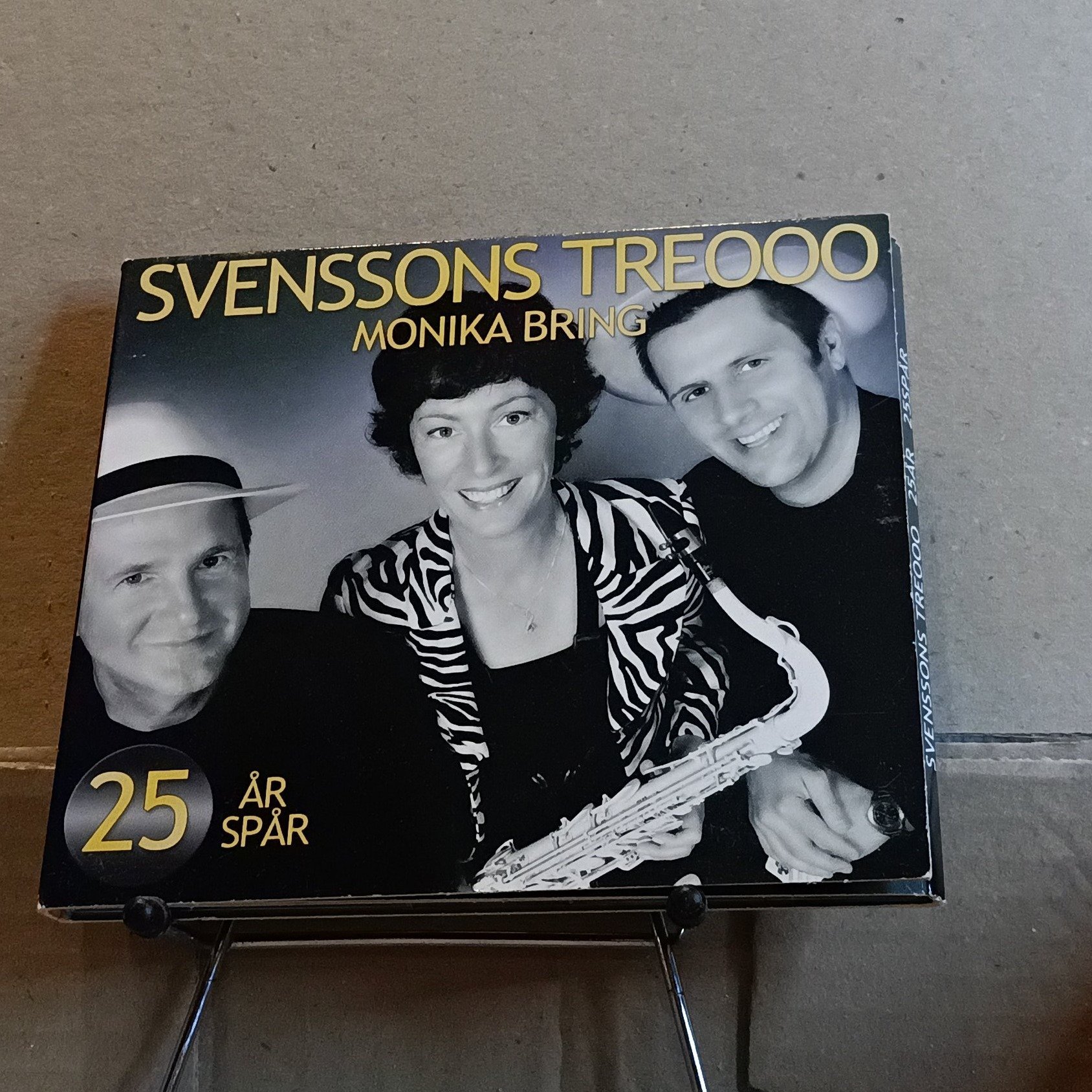 Svenssons Treooo - 25 År Spår CD | Köp på Tradera (713546221)