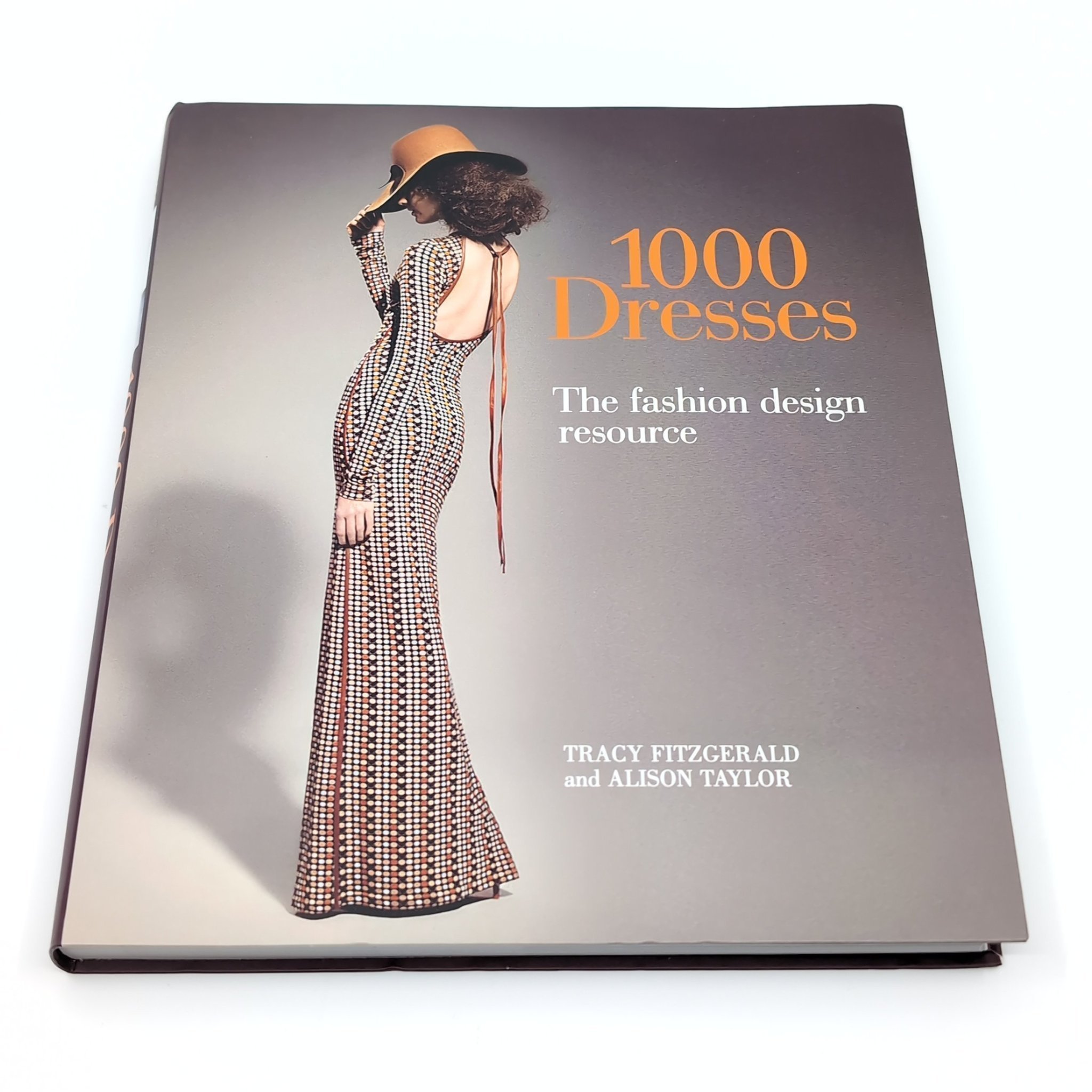 1000 Dresses: The fashion desig.. | Köp från BiblioLane på Tradera ...