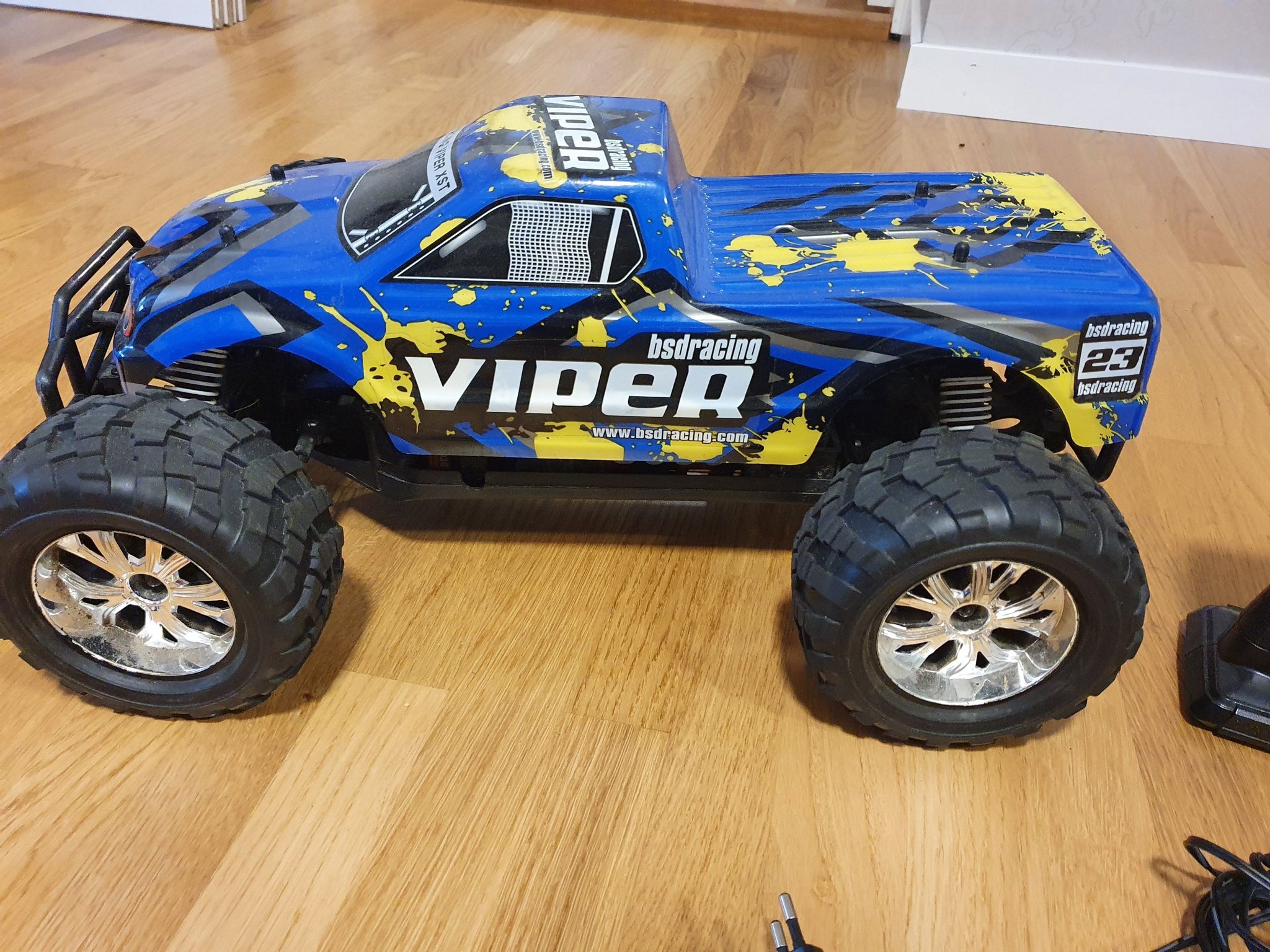 Se produkter som liknar Stor radiostyrd bil !!! på Tradera (562155394)