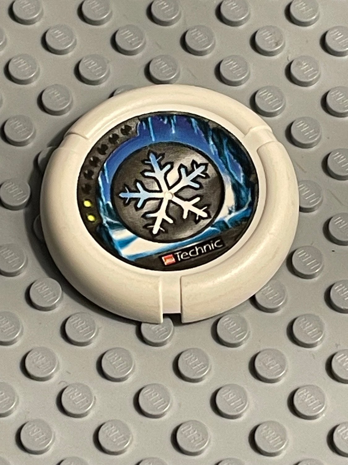 White Throwing Disk with Throwbot Ski / Slizer .. | Köp på Tradera ...