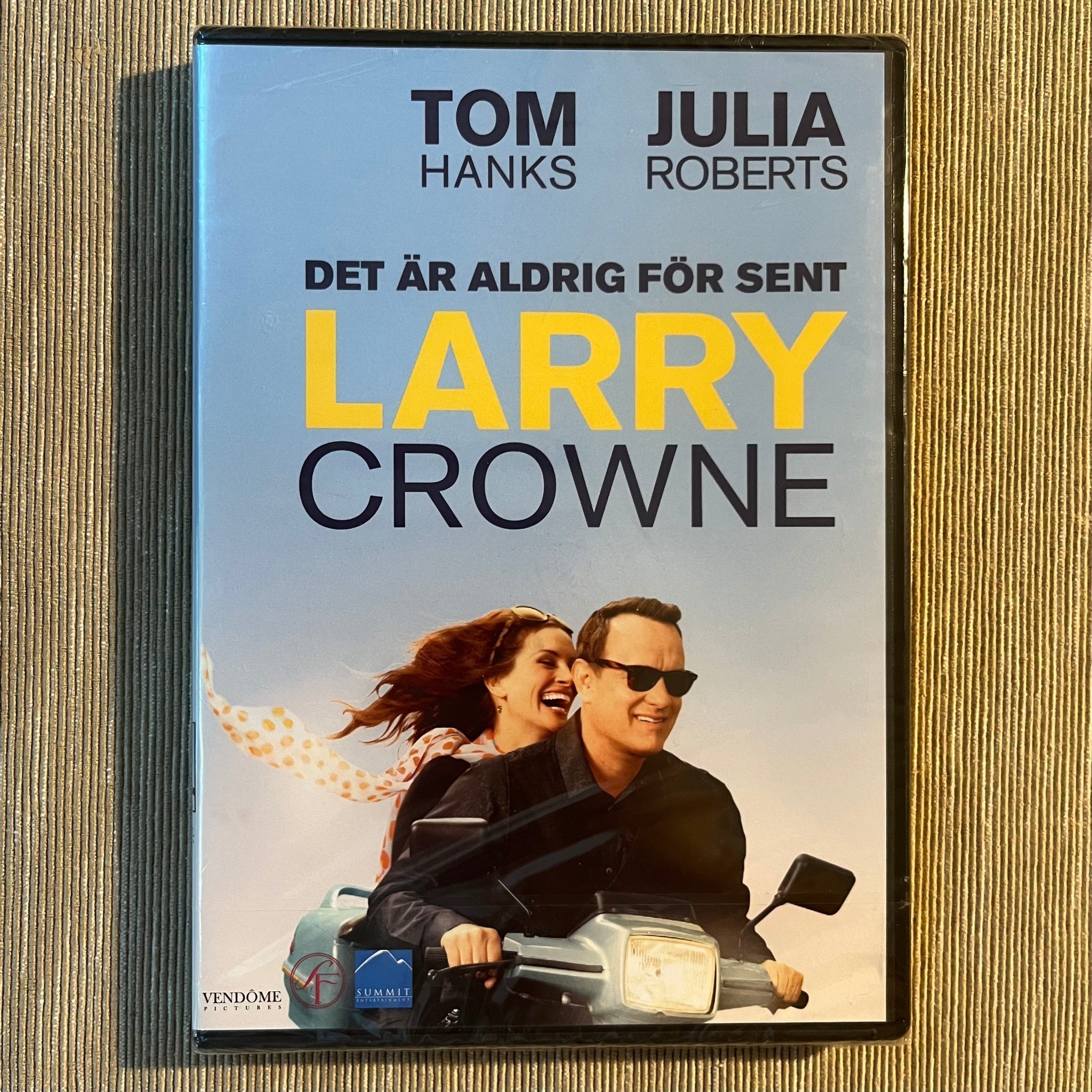 inplastad DET ÄR ALDRIG FÖRSENT LARRY CROWNE to.. | Köp på Tradera ...