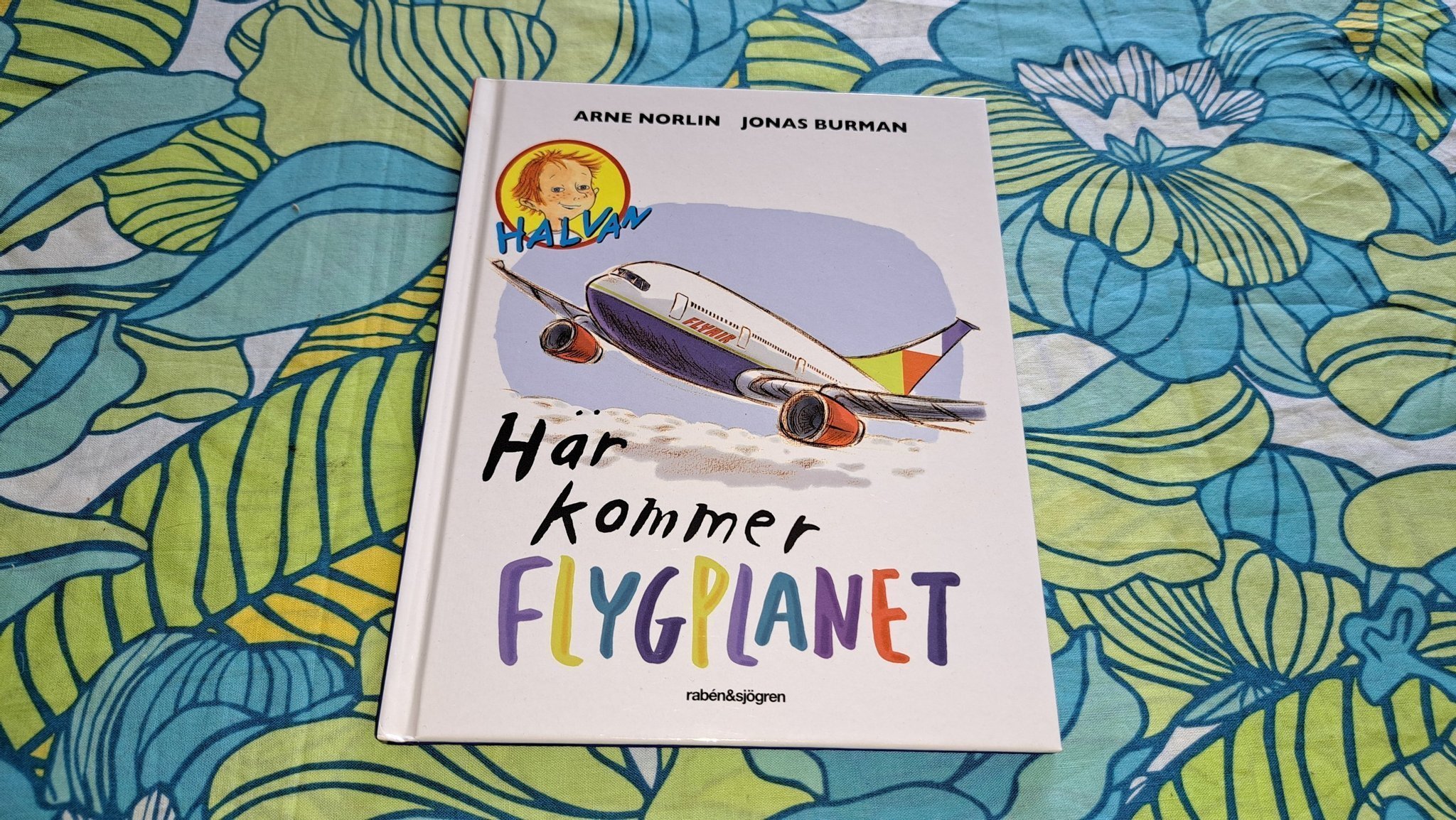 Se produkter som liknar Här kommer FLYGPLANET av Arne.. på Tradera ...