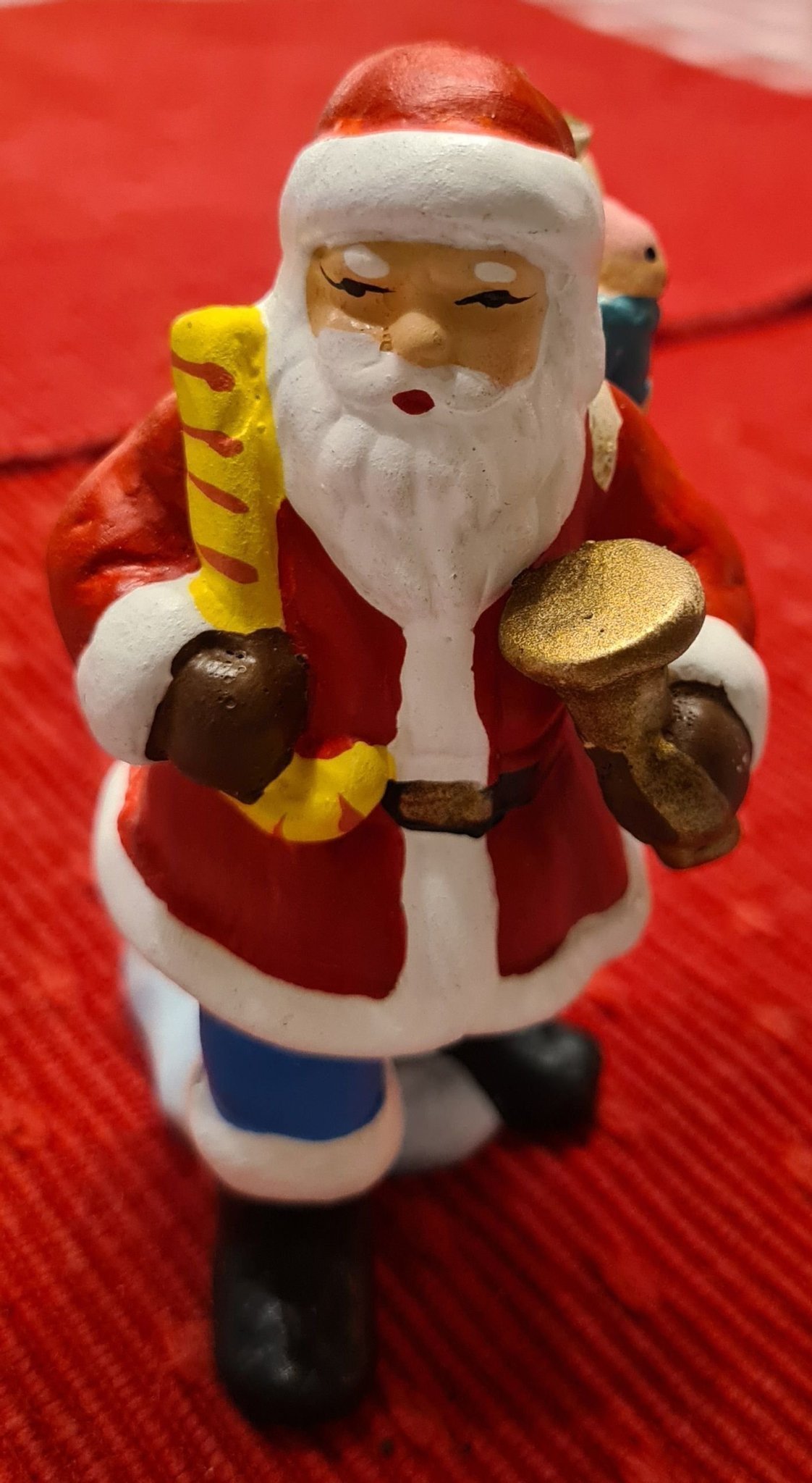 Tomte med ryggsäck full med julklappar | Köp på Tradera (638863206)