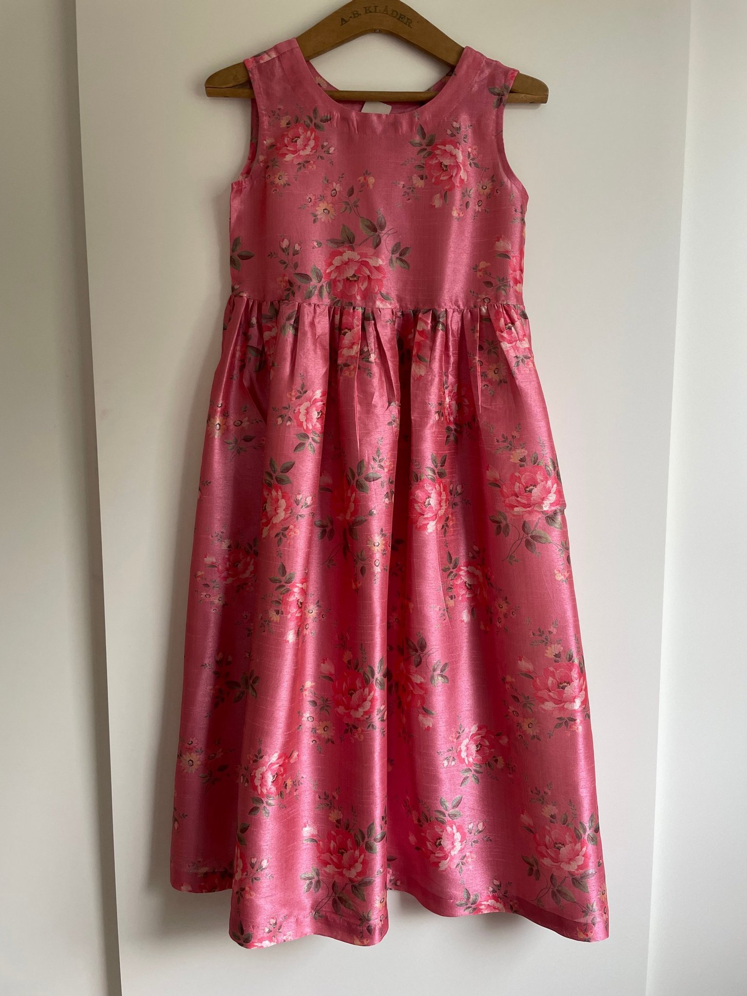 Se produkter som liknar Rosa blommig klänning med tun.. på Tradera ...