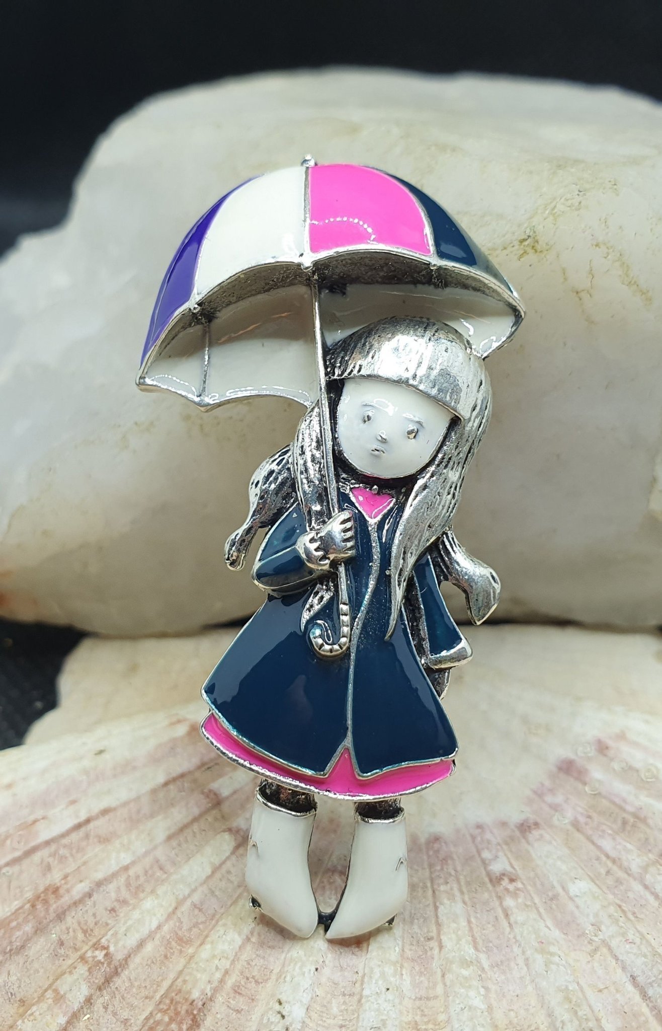 Brosch / Hänge - Flicka med Paraply | Köp på Tradera (696522944)