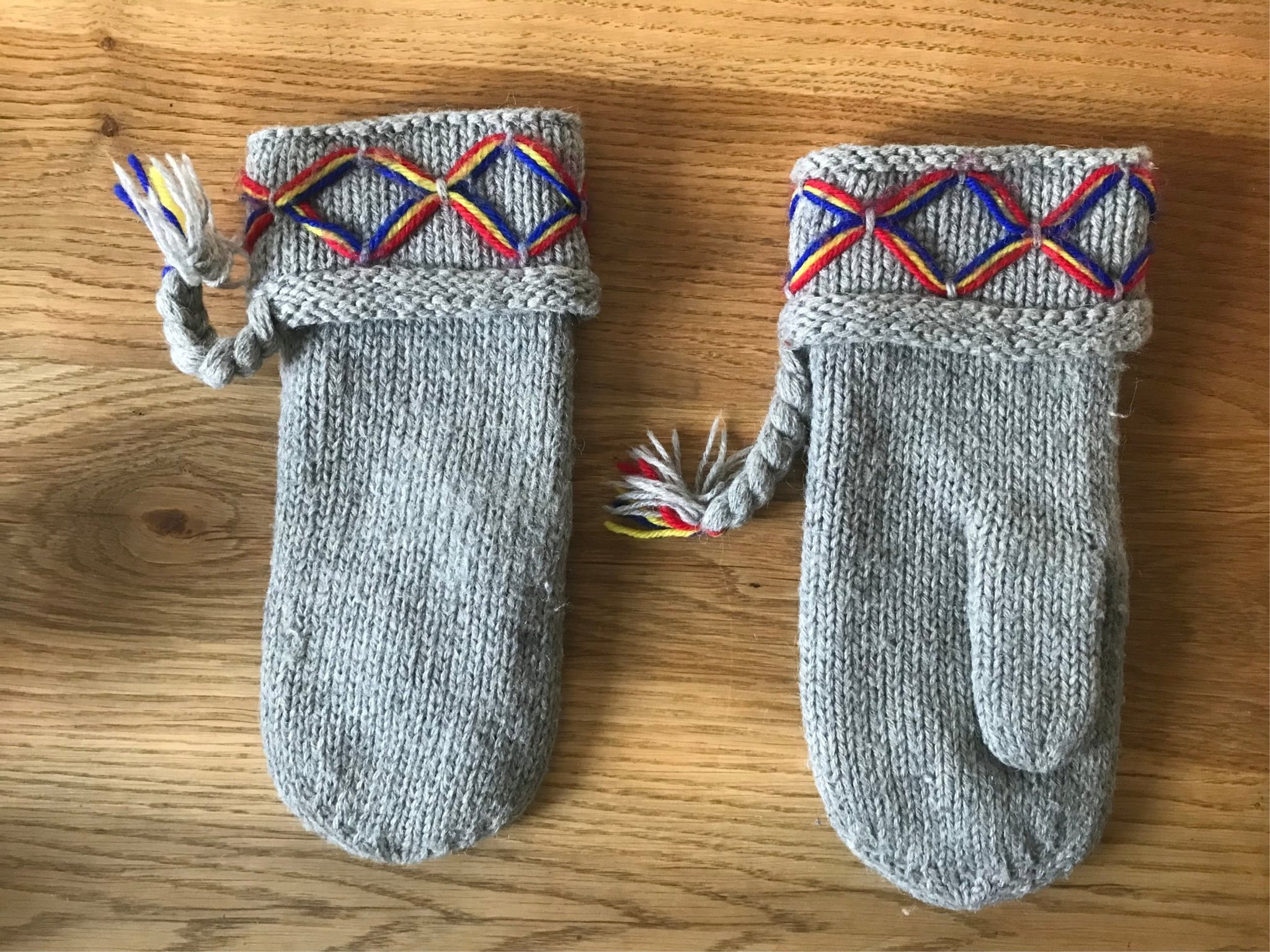 Ett par grå vantar/lovikavantar med trådar i fä.. | Köp på Tradera ...