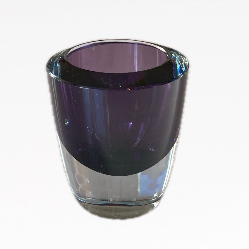 Se produkter som liknar Signerad liten lila vas från .. på Tradera ...