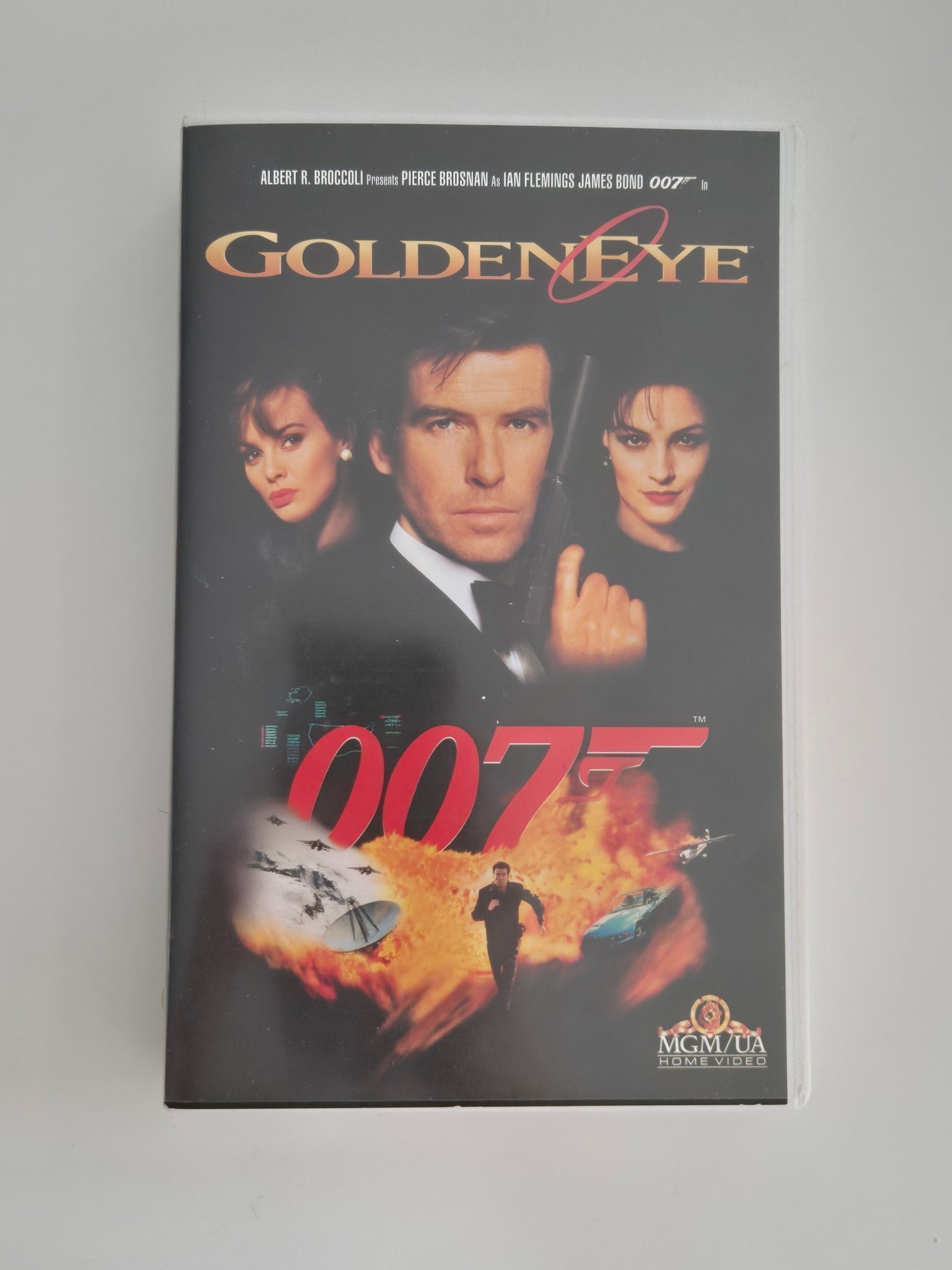 Se produkter som liknar GoldenEye - James Bond 007 VHS på Tradera ...