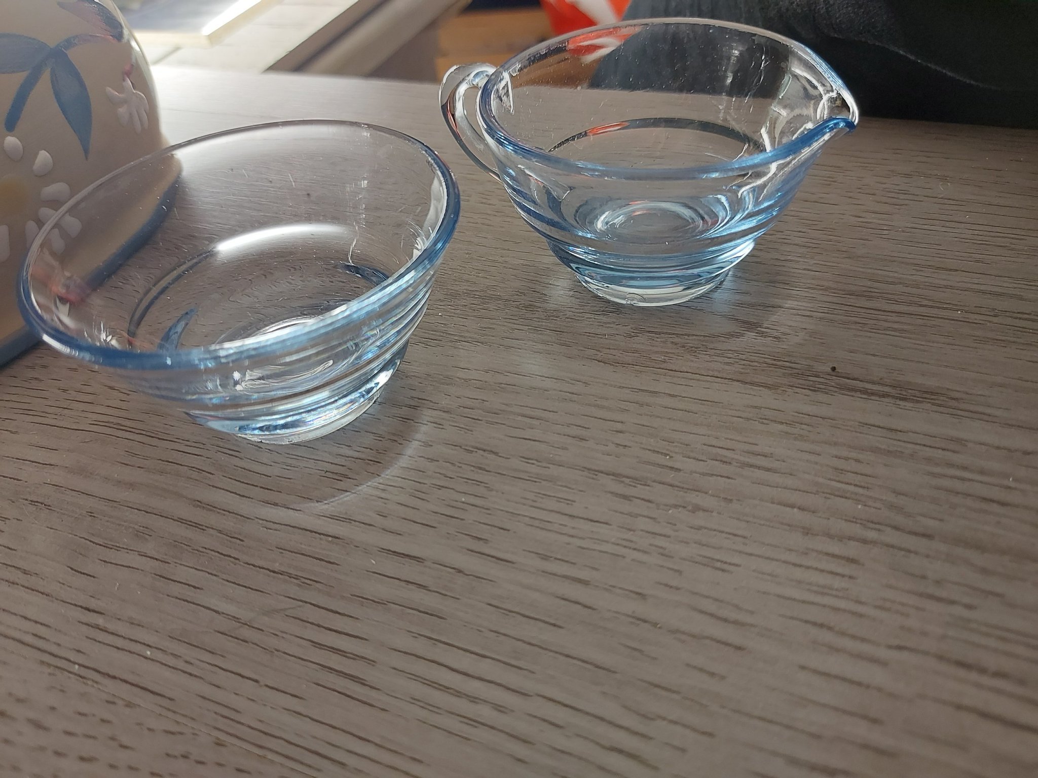 socker och grädd kanna i ljusblått glas | Köp på Tradera (711942093)