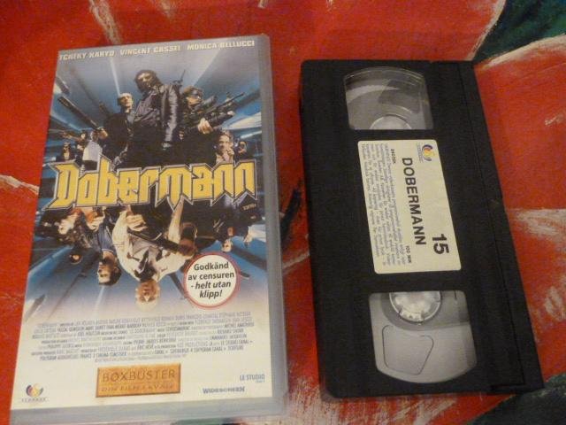 VHS, DOBERMANN, FILM, ACTION | Köp från keepeer14488 på Tradera (617221509)