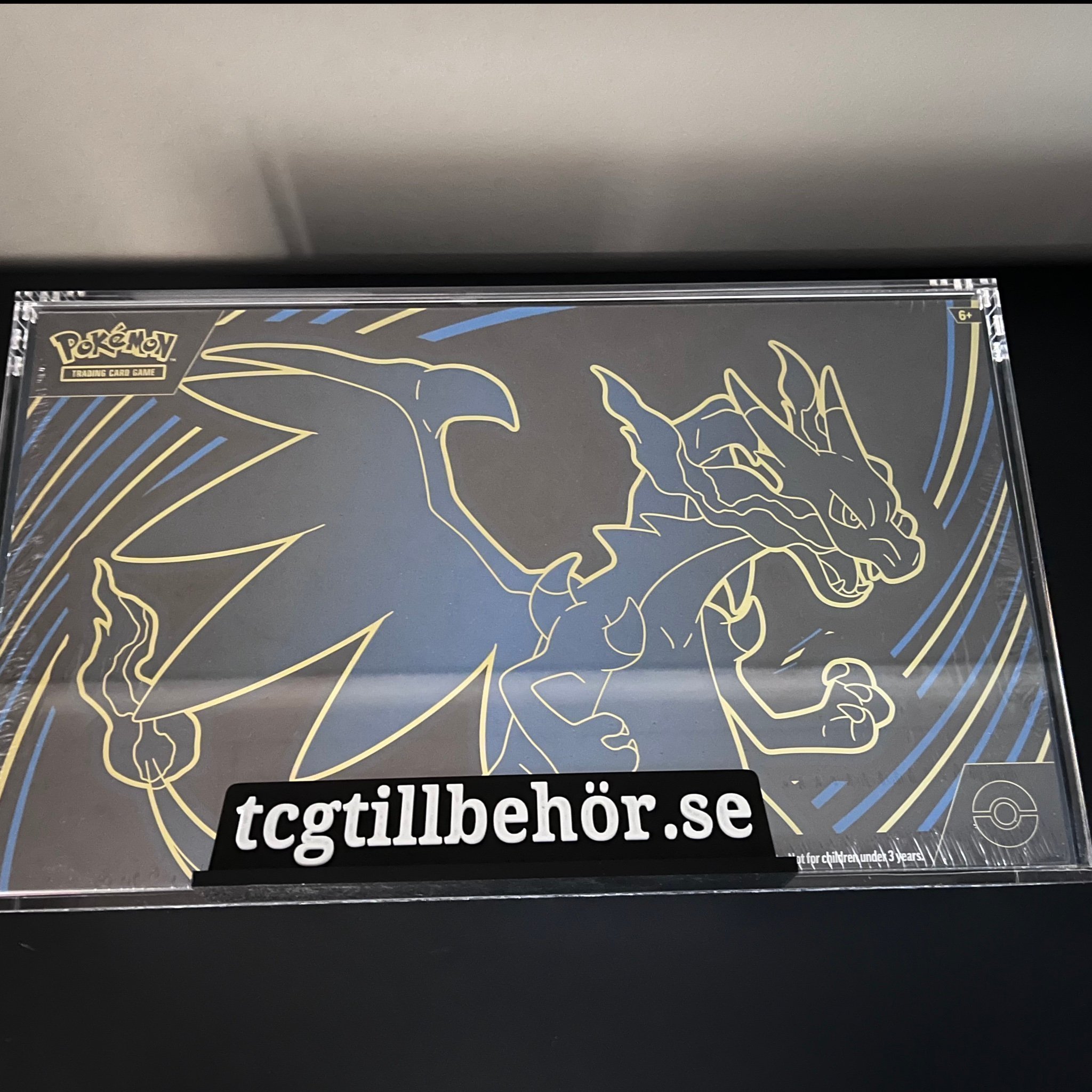 Akrylbox till Mega Charizard .. | Köp från TcgTillbehor på Tradera ...