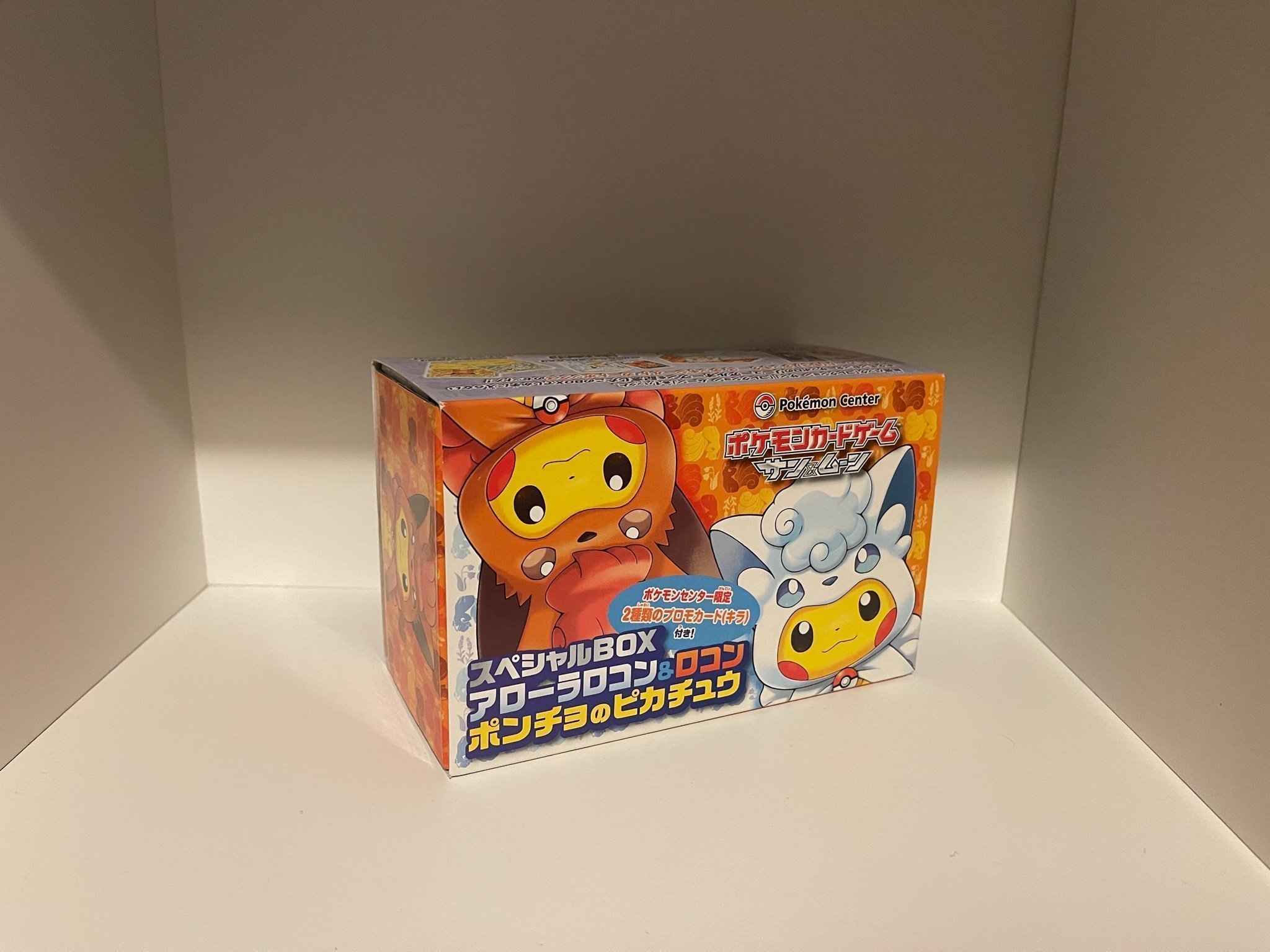 Se produkter som liknar Poncho Pikachu - Vulpix Box [.. på Tradera ...
