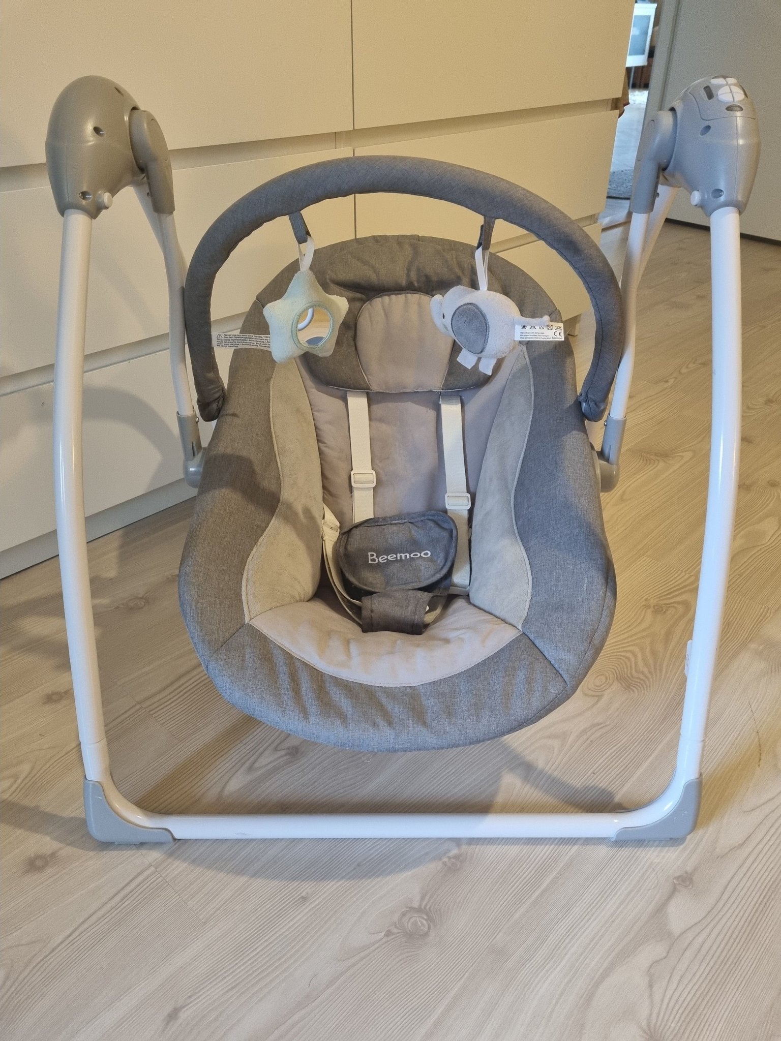 Beemoo Babysitter med Gungfunktion | Köp på Tradera (699653435)