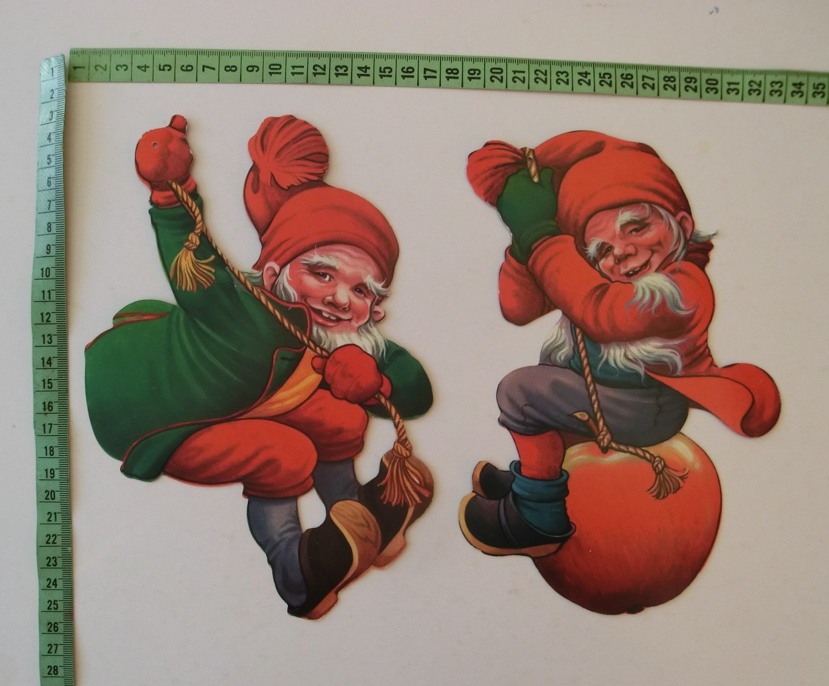 Se produkter som liknar Äldre tomtar i papp pappersto.. på Tradera ...