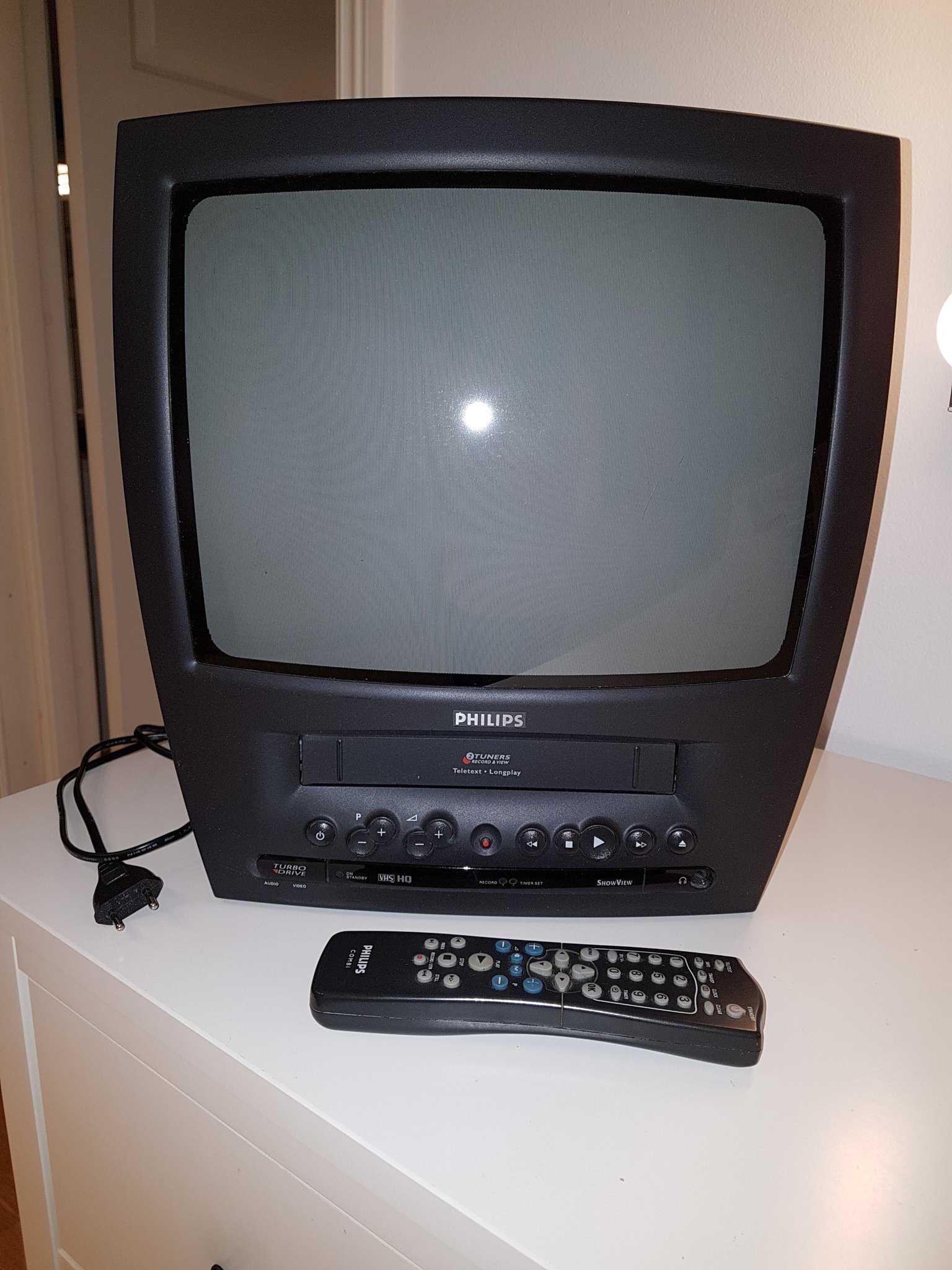 Philips "14 tums" tv med inbyggd vhs (416122909) ᐈ Köp på Tradera