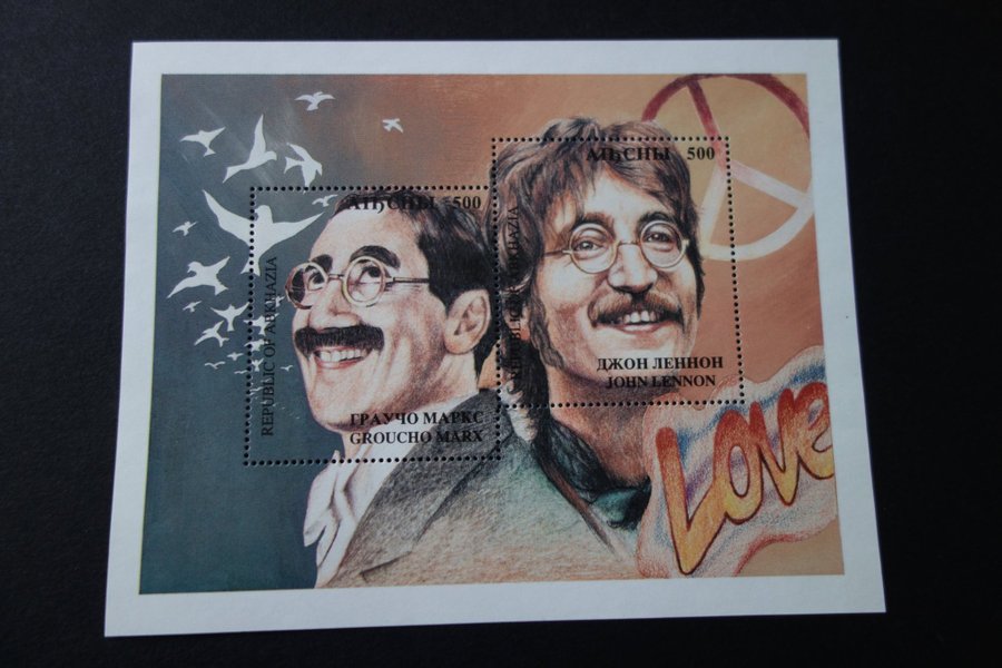 JOHN LENNON / GROUCHO MARX, Postfriskt frimärks.. | Köp på Tradera ...