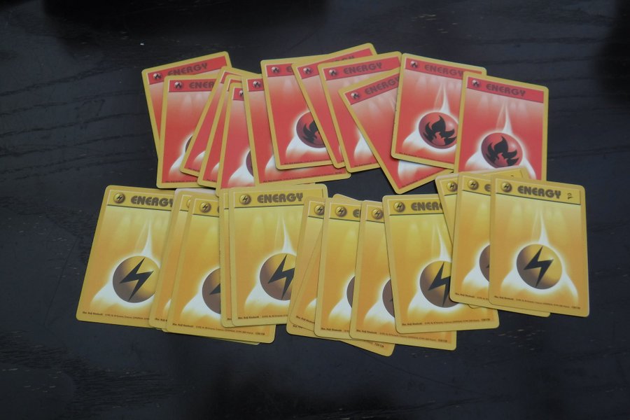 12 st Pokemon Fire Energy kort och 18 st Lightn.. | Köp på Tradera ...