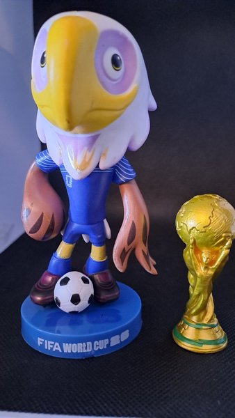 FIFA World Cup Maskot och Trofé Miniatyrer | Köp på Tradera (734079752)