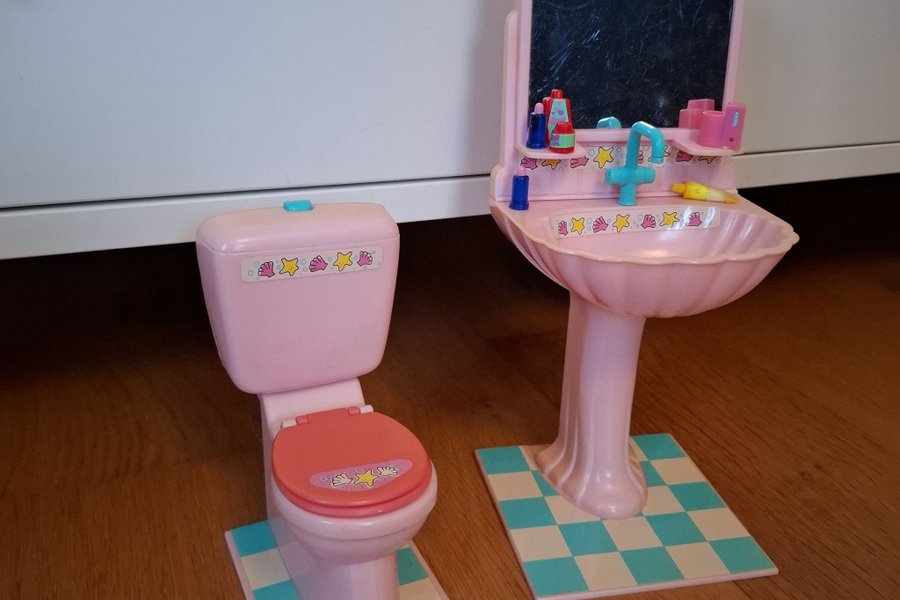 Barbie - leksaksbadrum - Toalett och handfat | Köp på Tradera (714178801)