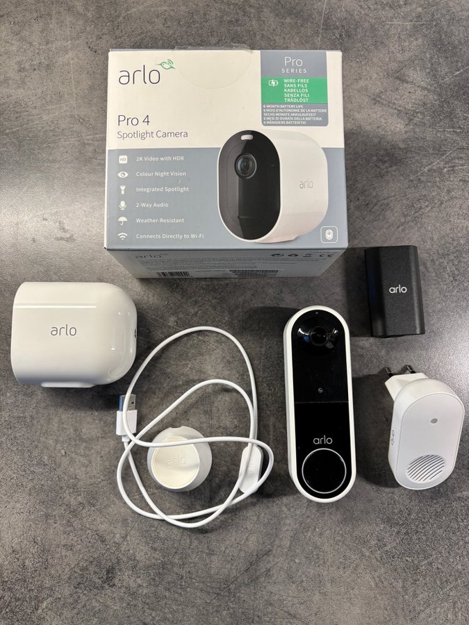 Arlo Pro 4 Spotlight kamera och Arlo Dörrklocka | Köp på Tradera (704785767)
