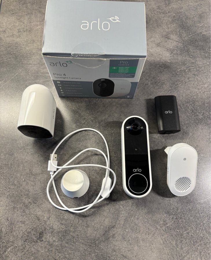 Arlo Pro 4 Spotlight kamera och Arlo Dörrklocka | Köp på Tradera (704785767)