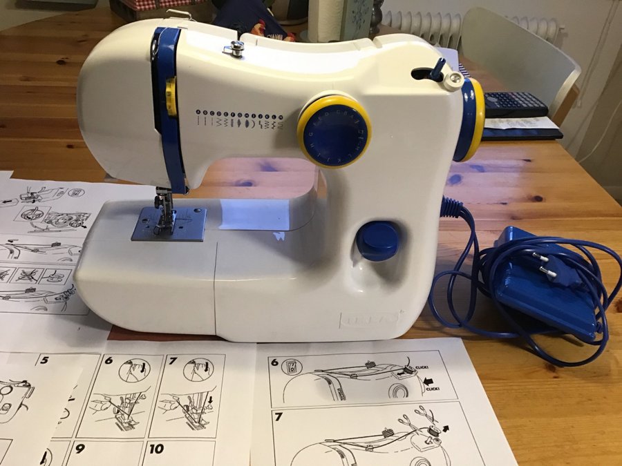 Symaskin "SY" IKEA 32x25x15.Vit färg med blågu.. | Köp på Tradera ...