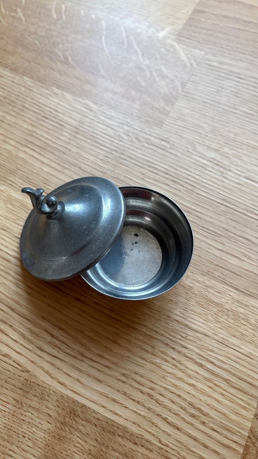 Antik skin i tenn med detaljerat lock. | Köp på Tradera (711528771)
