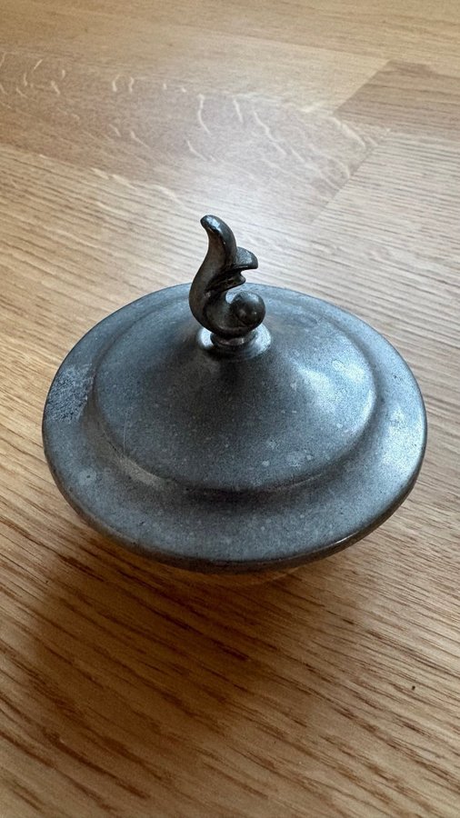 Antik skin i tenn med detaljerat lock. | Köp på Tradera (711528771)