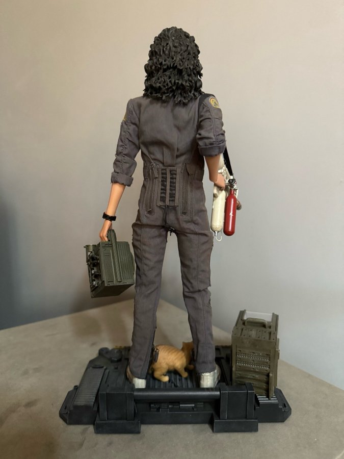 Hot Toys Ellen Ripley 1/6 Scale från ALIEN | Köp på Tradera (711876092)