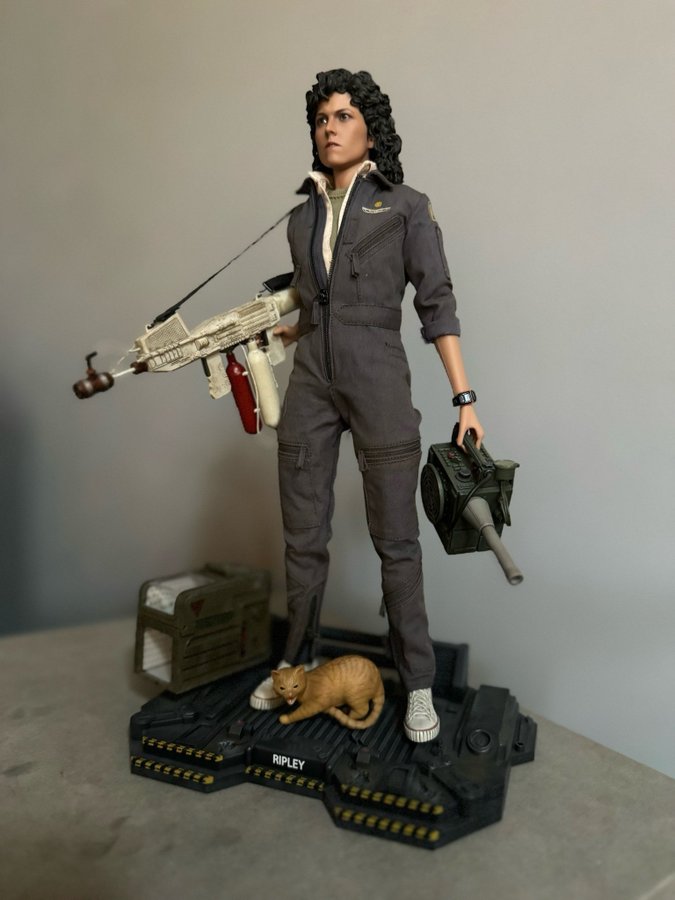 Hot Toys Ellen Ripley 1/6 Scale från ALIEN | Köp på Tradera (711876092)