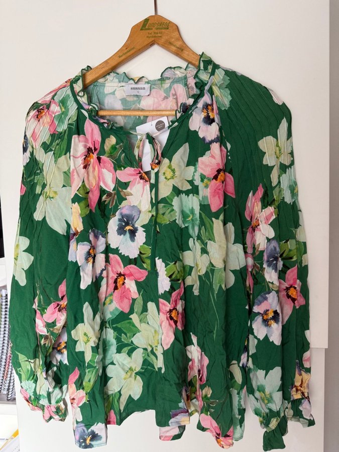 NY Sussan blommig blus, stl 12 (ca M), med tag | Köp på Tradera (708268835)